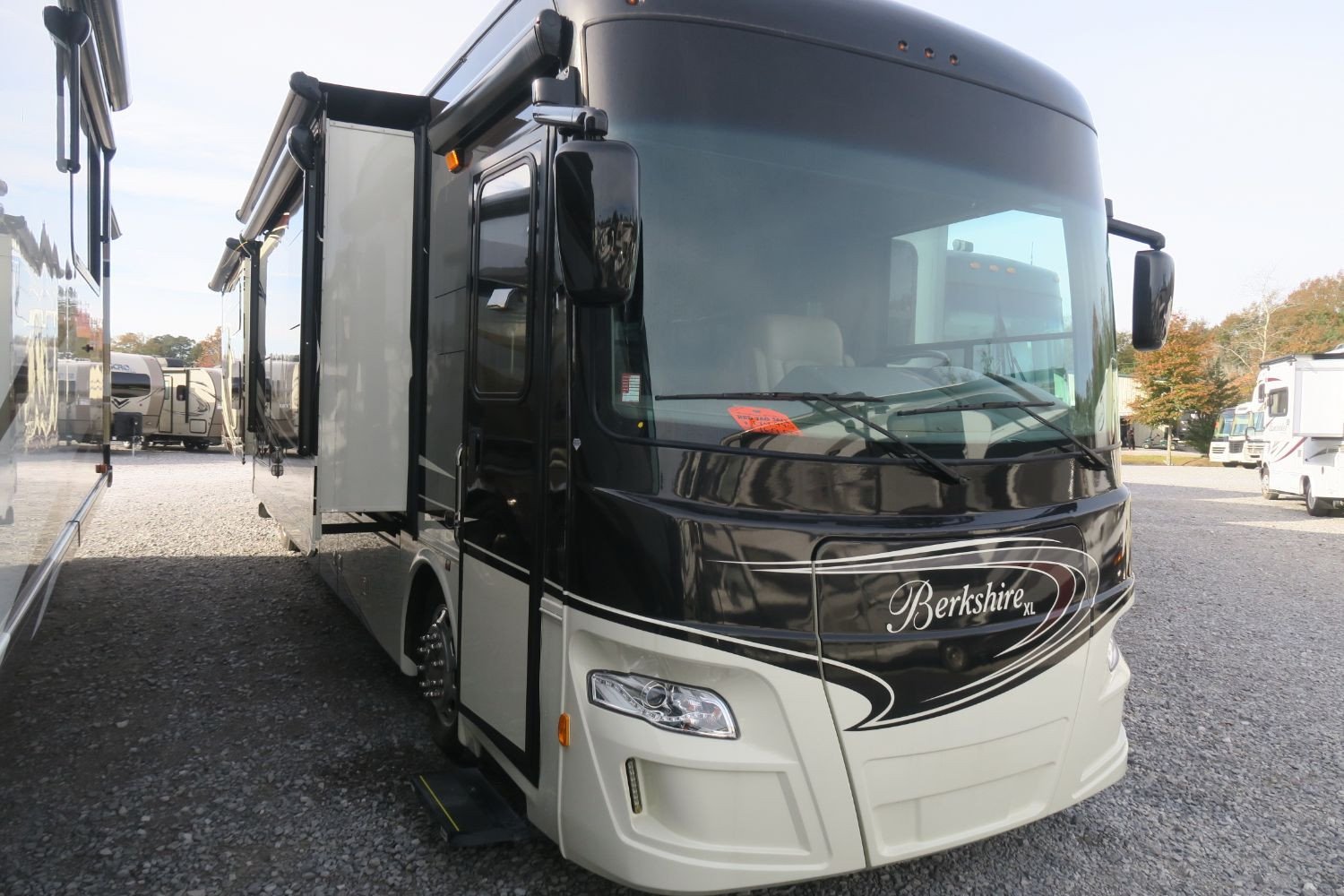 USED 2015 BERKSHIRE XL 40BH - Overview | Berryland Campers
