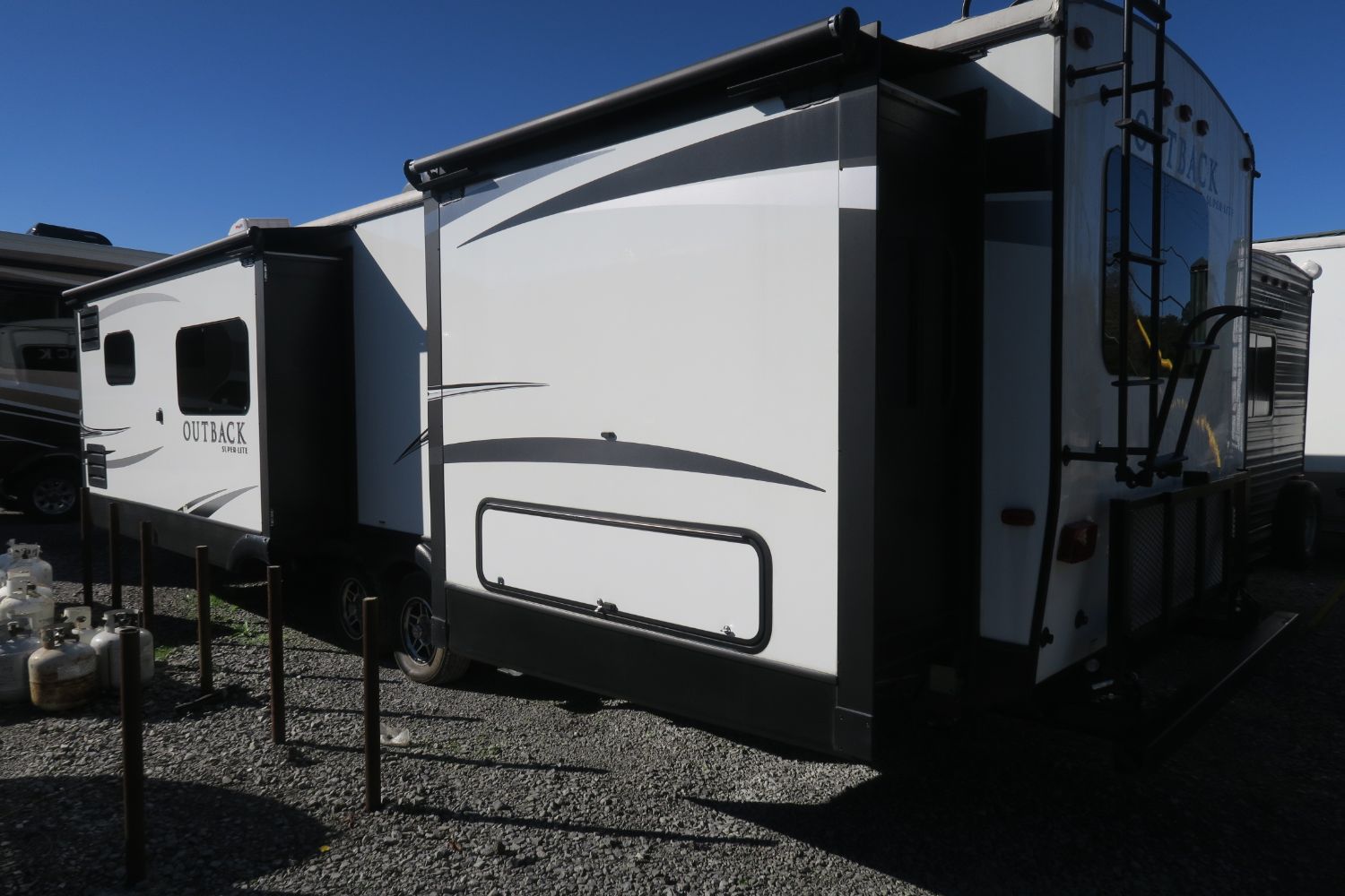USED 2017 KEYSTONE OUTBACK 332FK - Overview | Berryland Campers