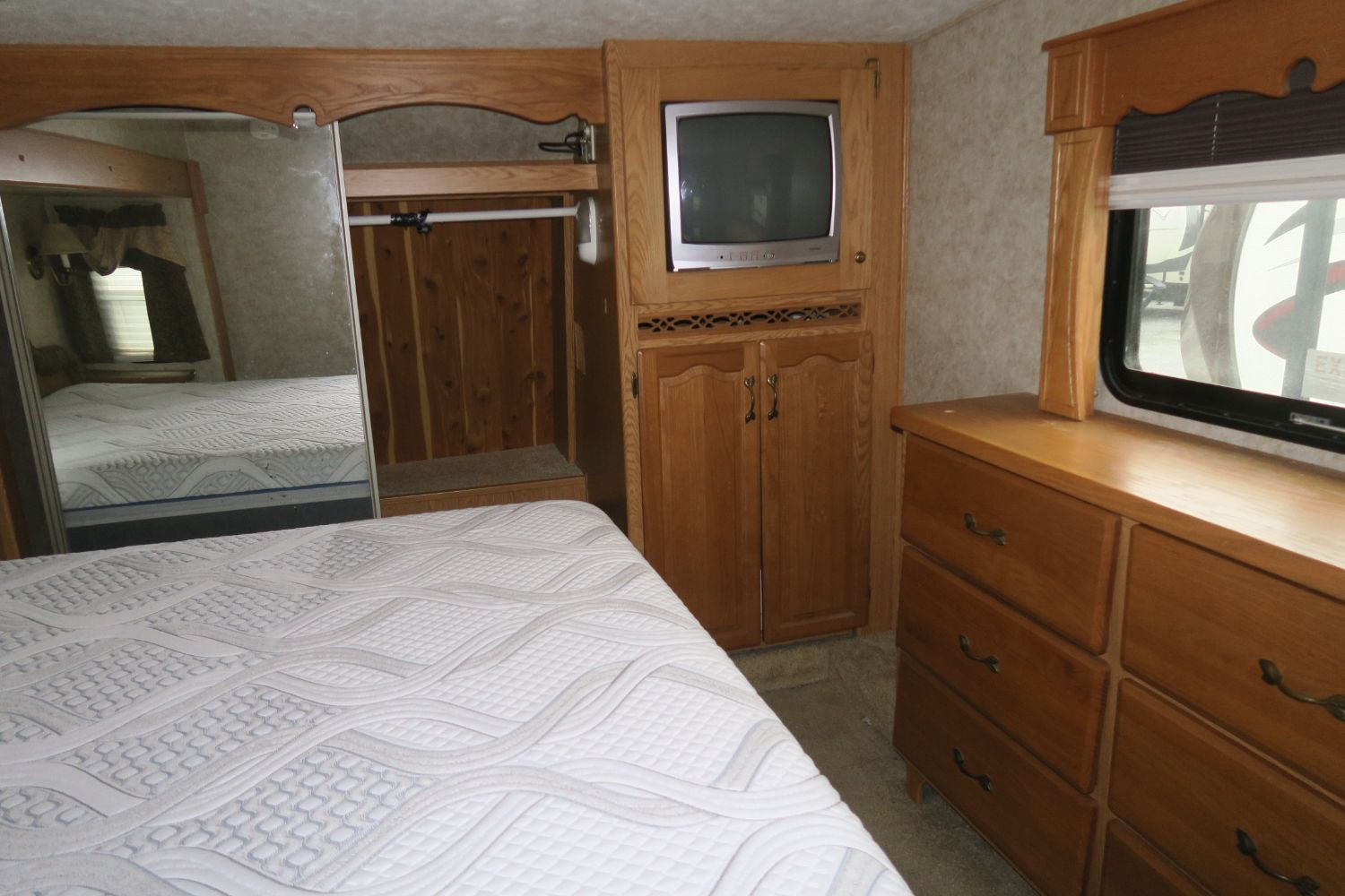 USED 2007 KEYSTONE MONTANA 3500RL - Overview | Berryland Campers