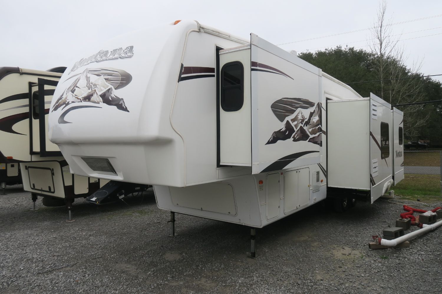USED 2007 KEYSTONE MONTANA 3500RL - Overview | Berryland Campers