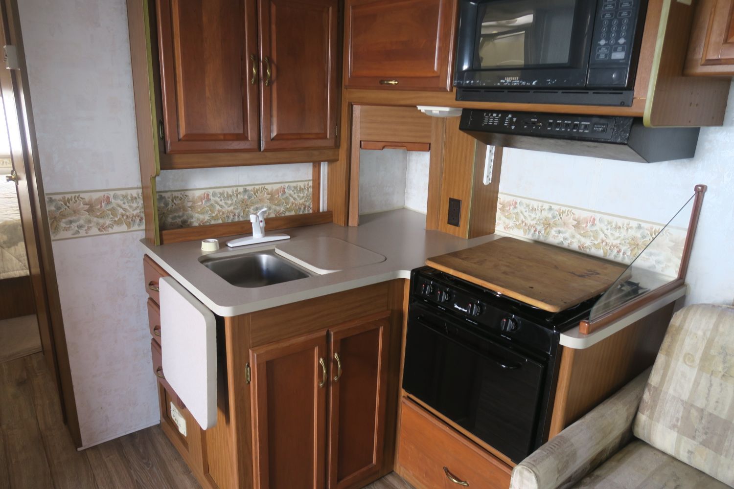 USED 1999 WINNEBAGO MINNIE WINNIE - Overview | Berryland Campers