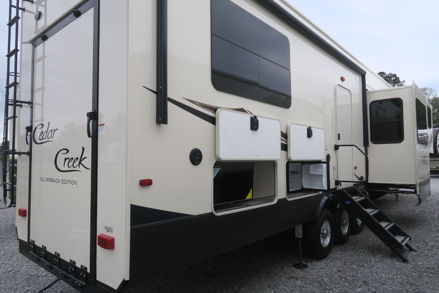 NEW 2019 CEDAR CREEK SILVERBACK EDITION 37RTH - Overview | Berryland ...