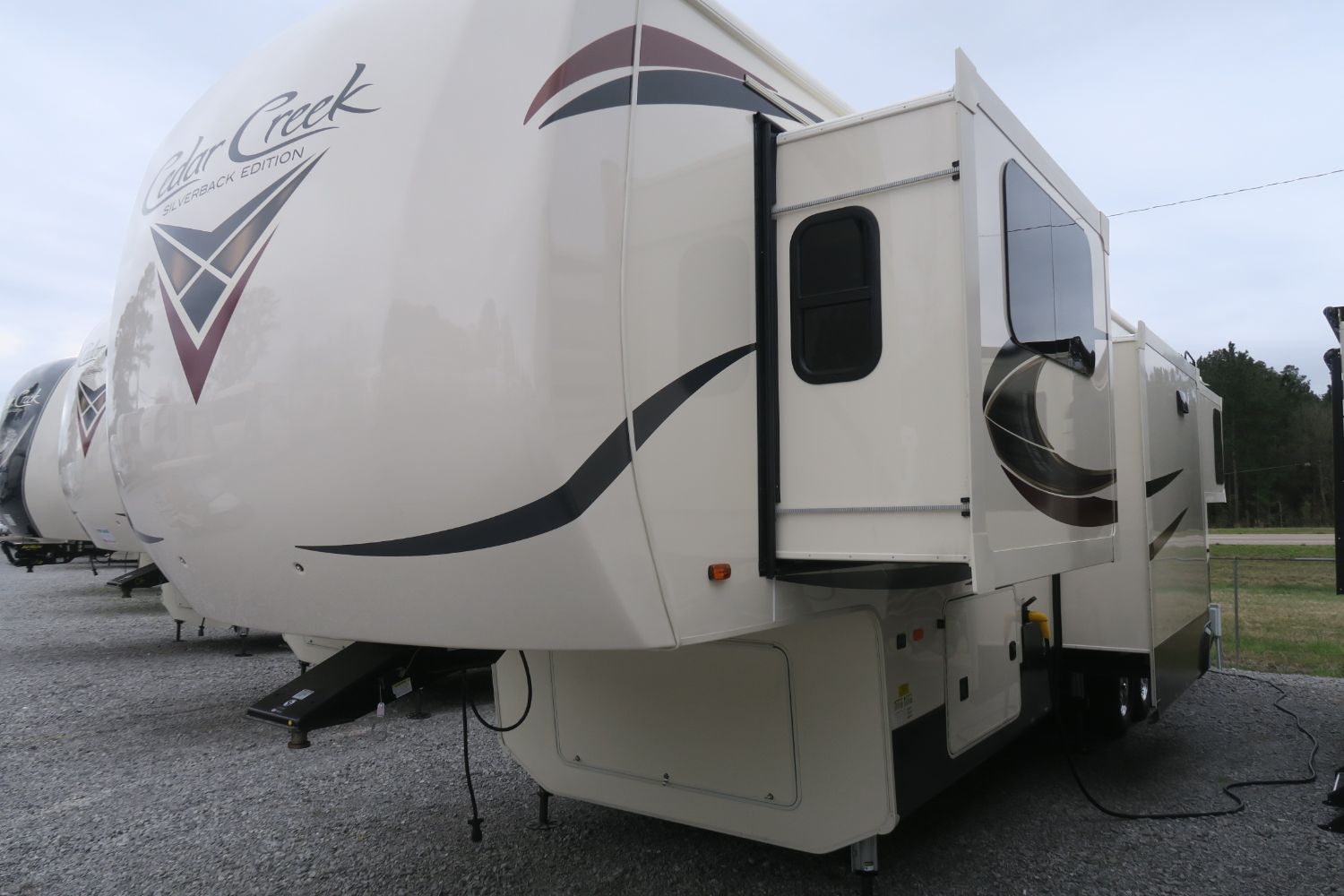 NEW 2019 CEDAR CREEK SILVERBACK EDITION 37RTH - Overview | Berryland ...