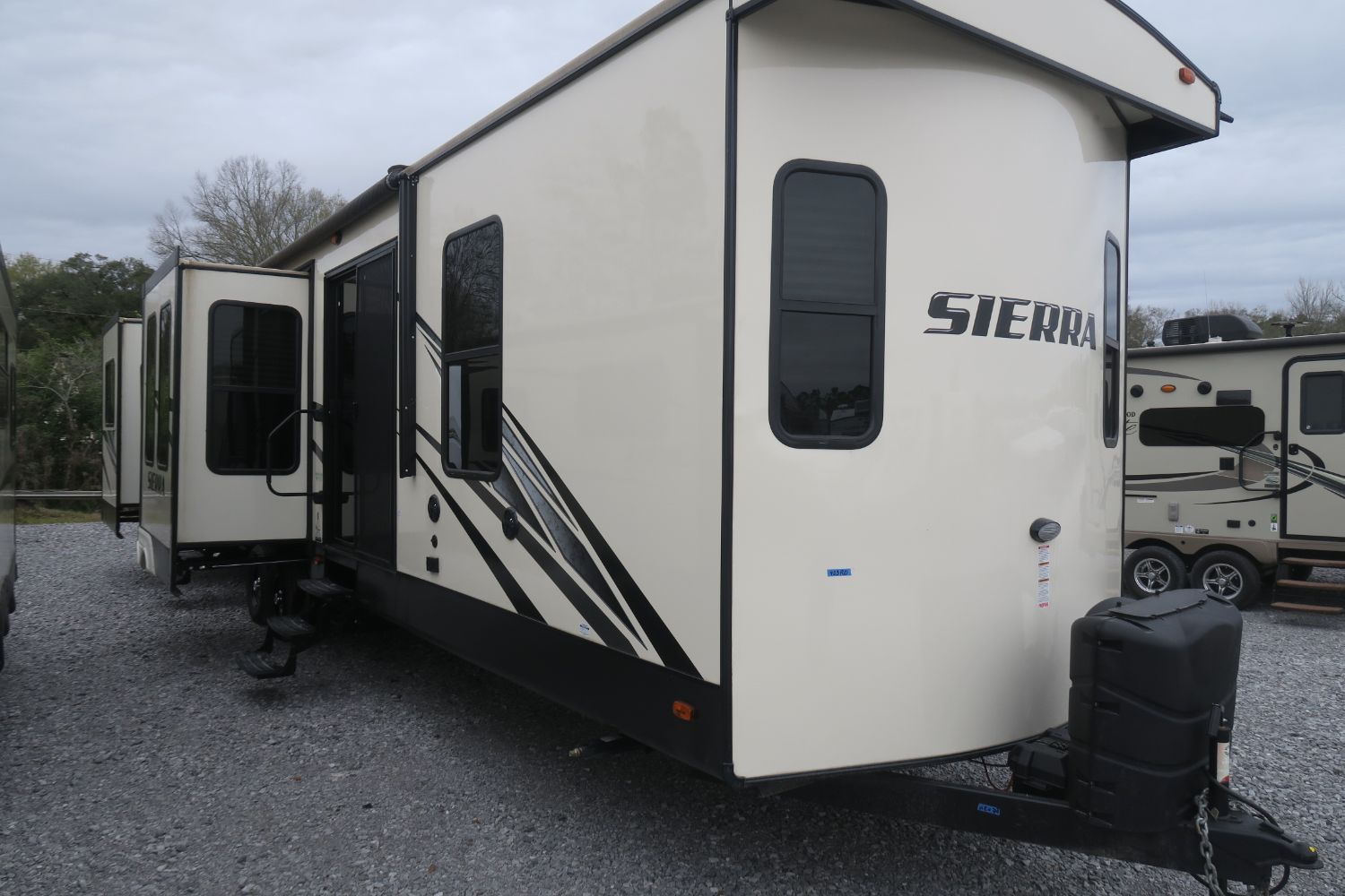 USED 2018 SIERRA DESTINATION 403RD - Overview | Berryland Campers