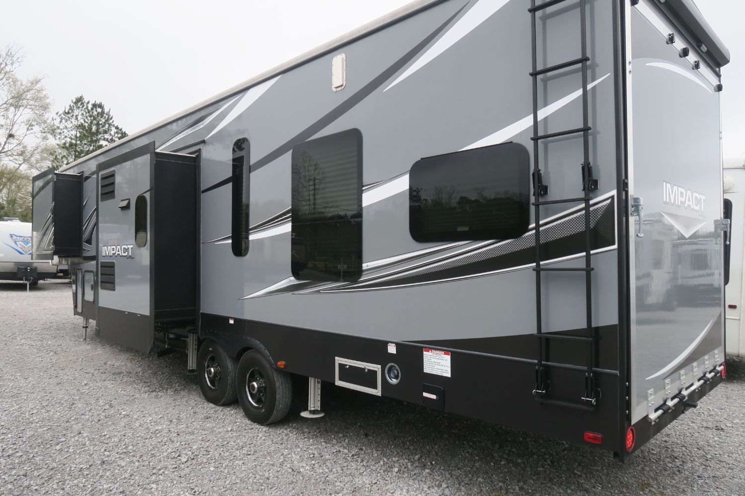 USED 2017 FUSION IMPACT 36117 - Overview | Berryland Campers