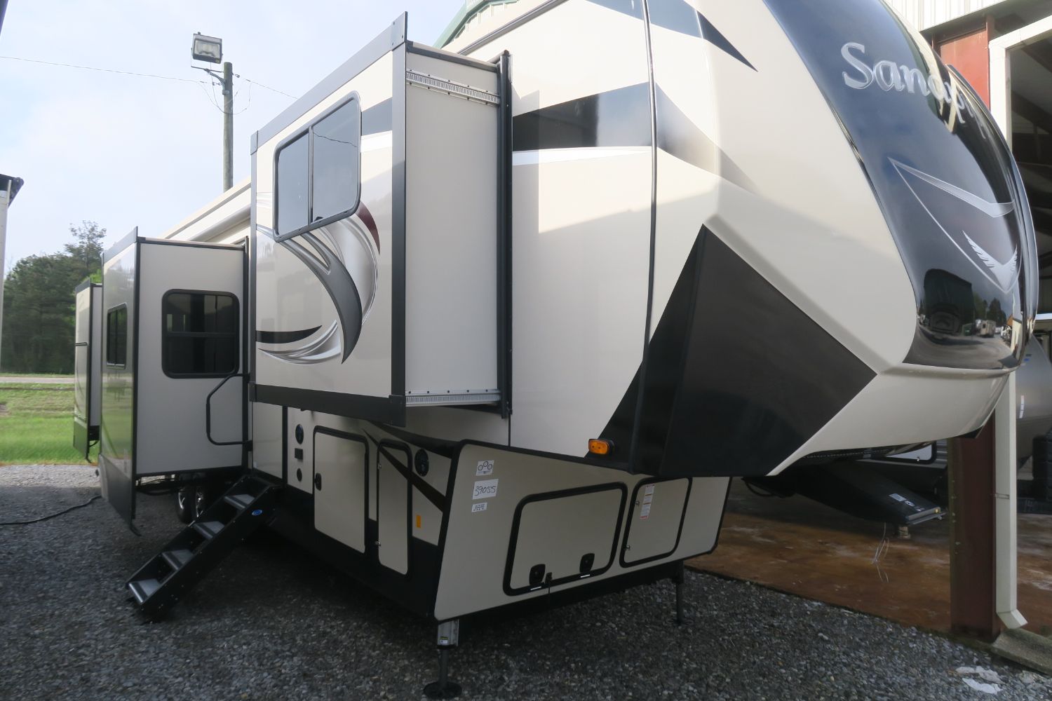 NEW 2019 SANDPIPER 38FKOK - Overview | Berryland Campers