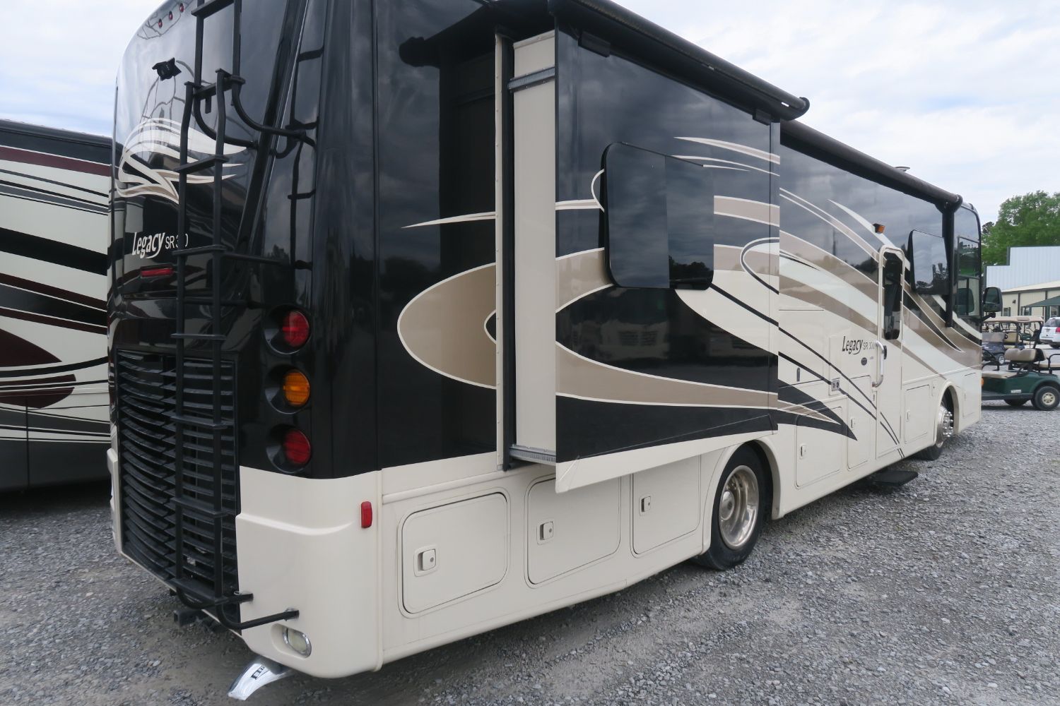 USED 2015 FOREST RIVER LEGACY 340BH - Overview | Berryland Campers