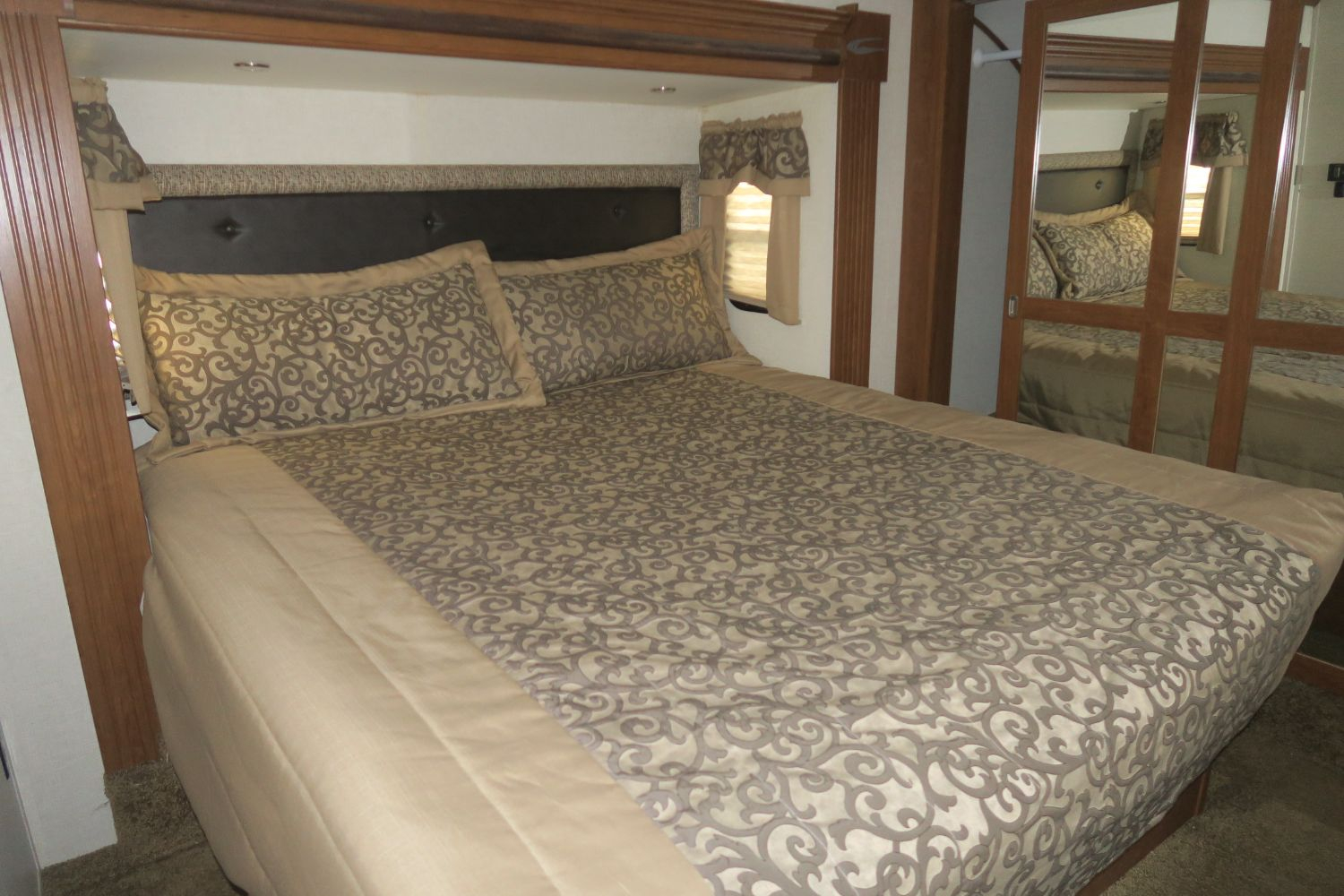 USED 2017 BLUE RIDGE CABIN EDITION 304SR - Overview | Berryland Campers