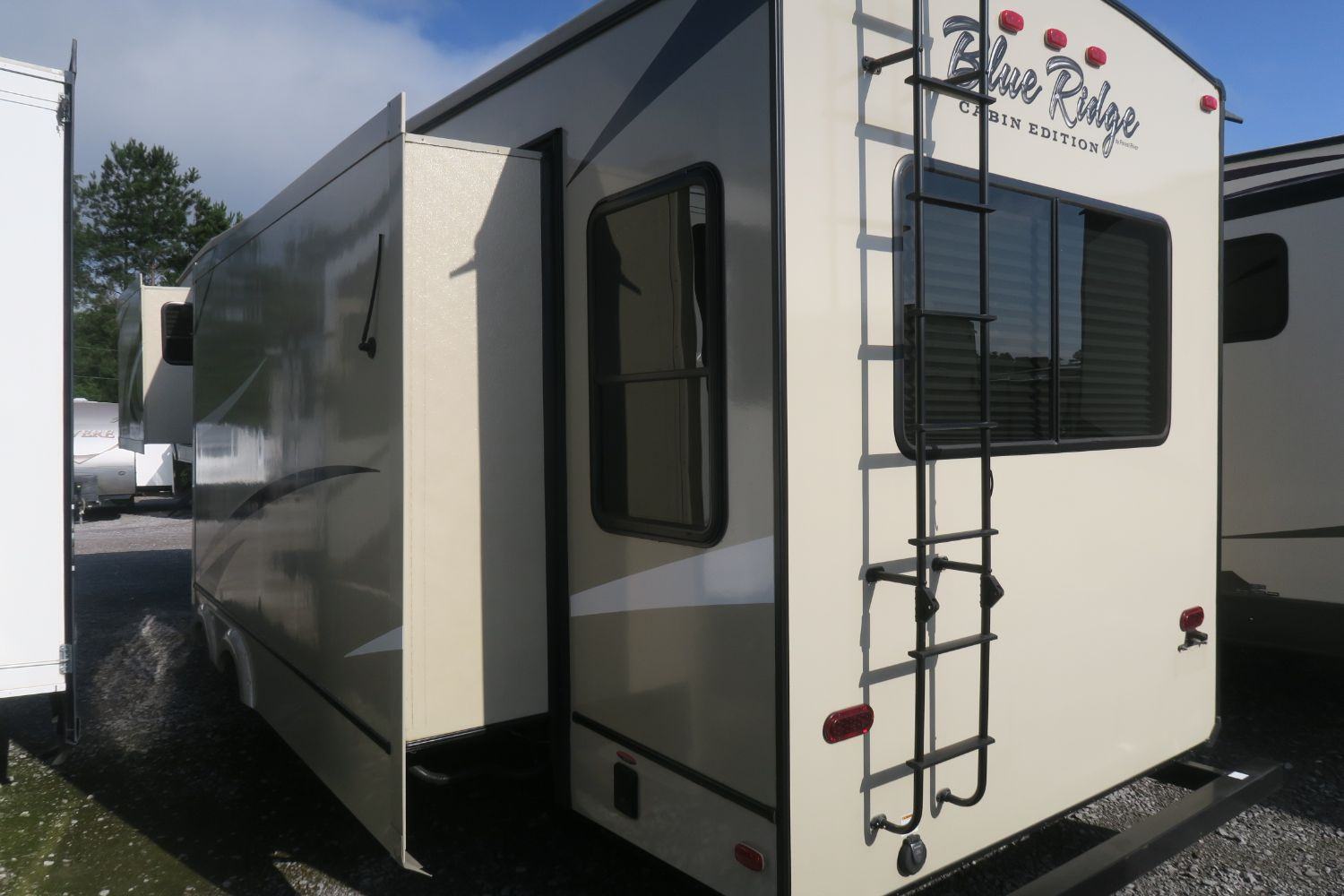 USED 2017 BLUE RIDGE CABIN EDITION 304SR - Overview | Berryland Campers