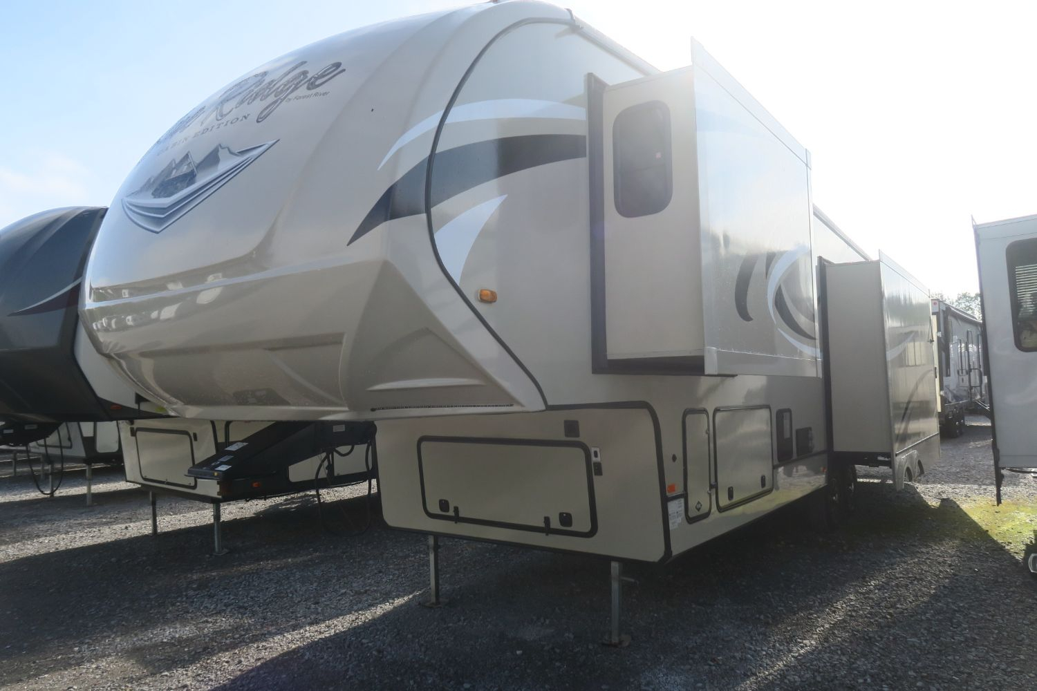 USED 2017 BLUE RIDGE CABIN EDITION 304SR - Overview | Berryland Campers