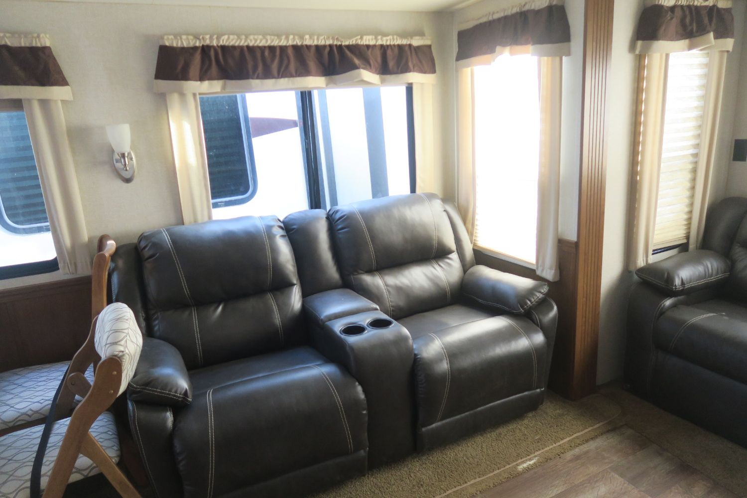 USED 2017 BLUE RIDGE CABIN EDITION 304SR - Overview | Berryland Campers