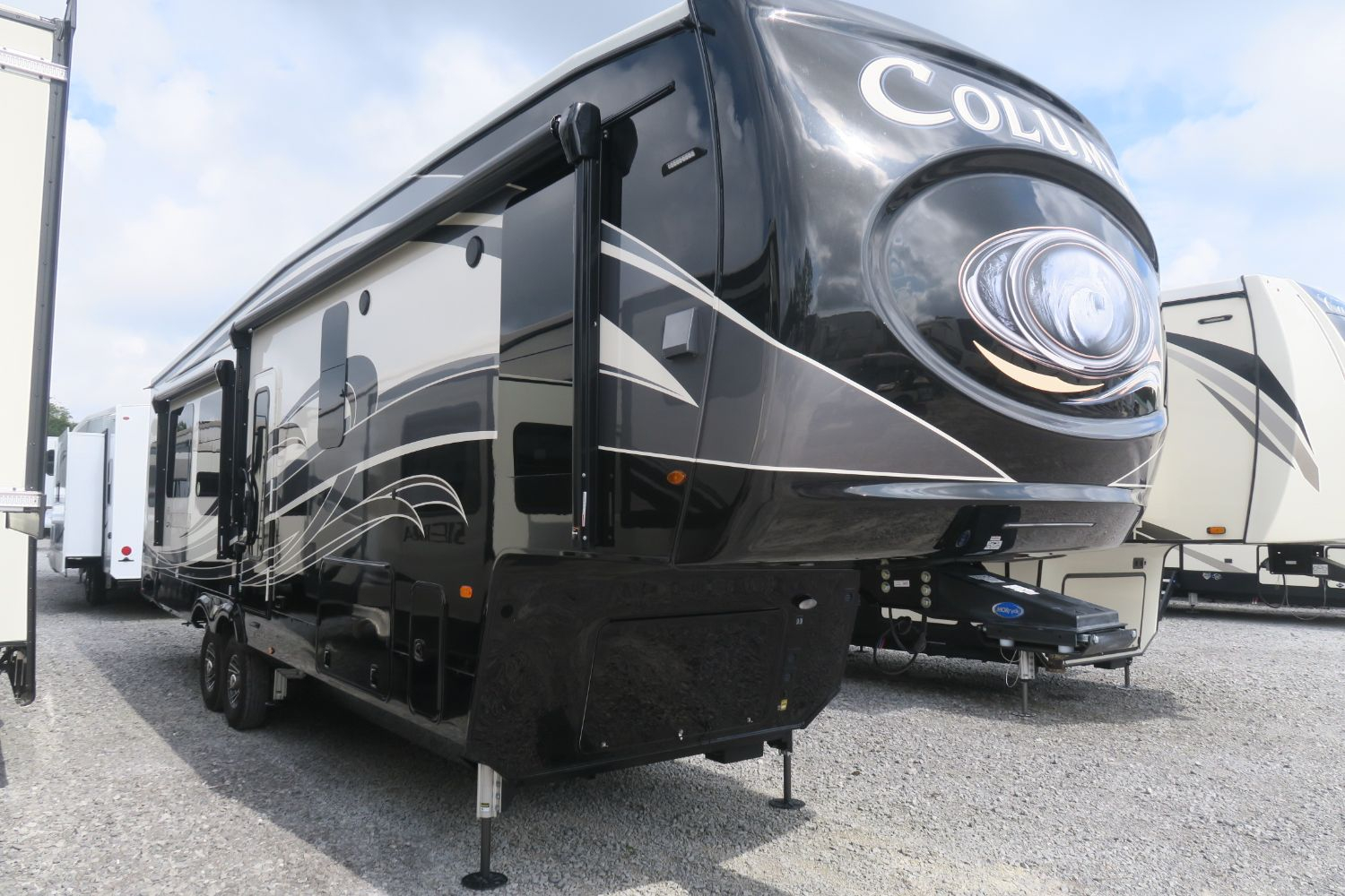 New Palomino Columbus Standard Fifth Wheel Towables | Berryland Campers