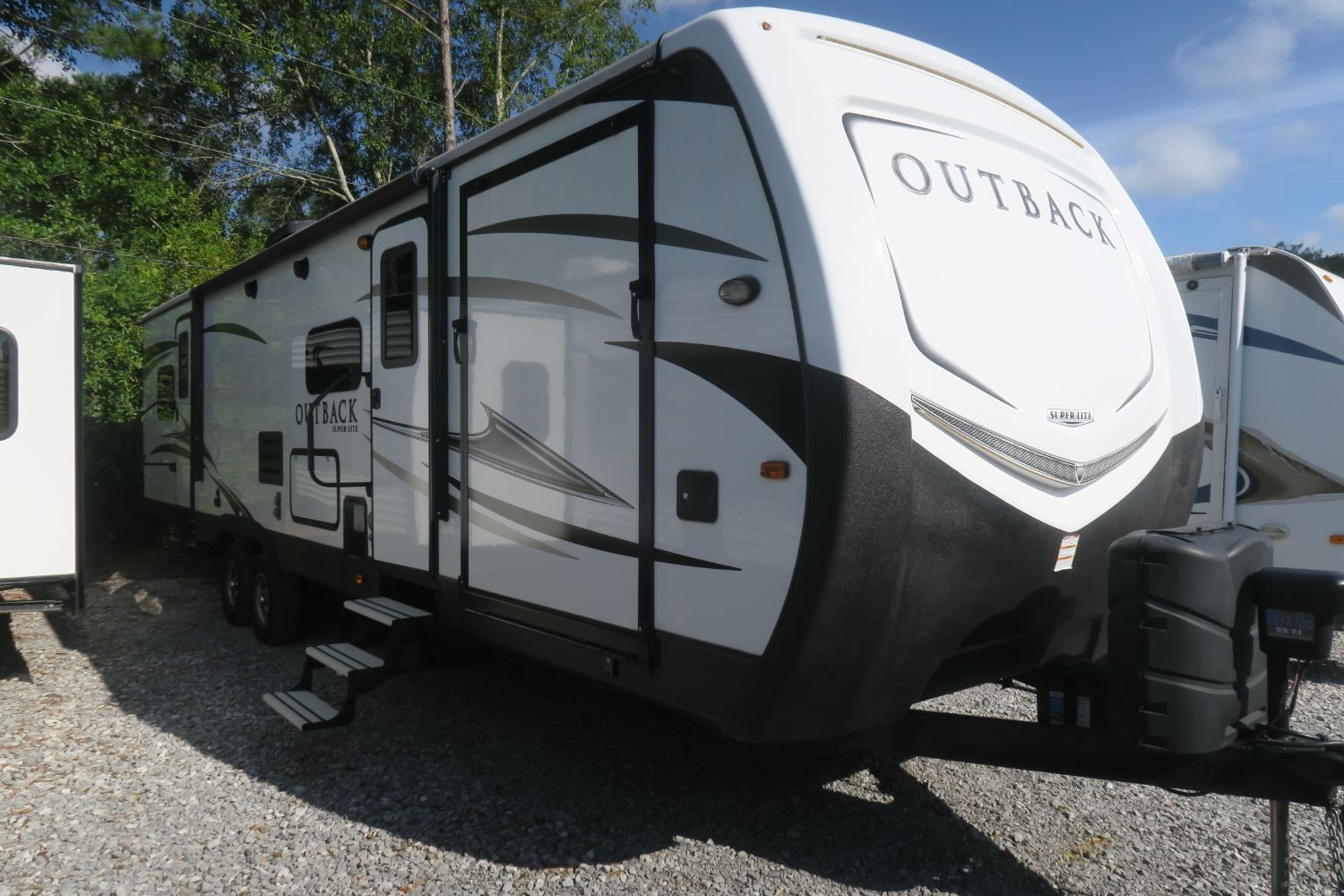 USED 2017 OUTBACK PREMIUM 324CG - Overview | Berryland Campers