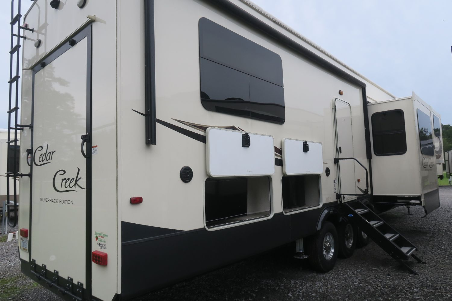 USED 2019 CEDAR CREEK SILVERBACK EDITION 37RTH - Overview | Berryland ...