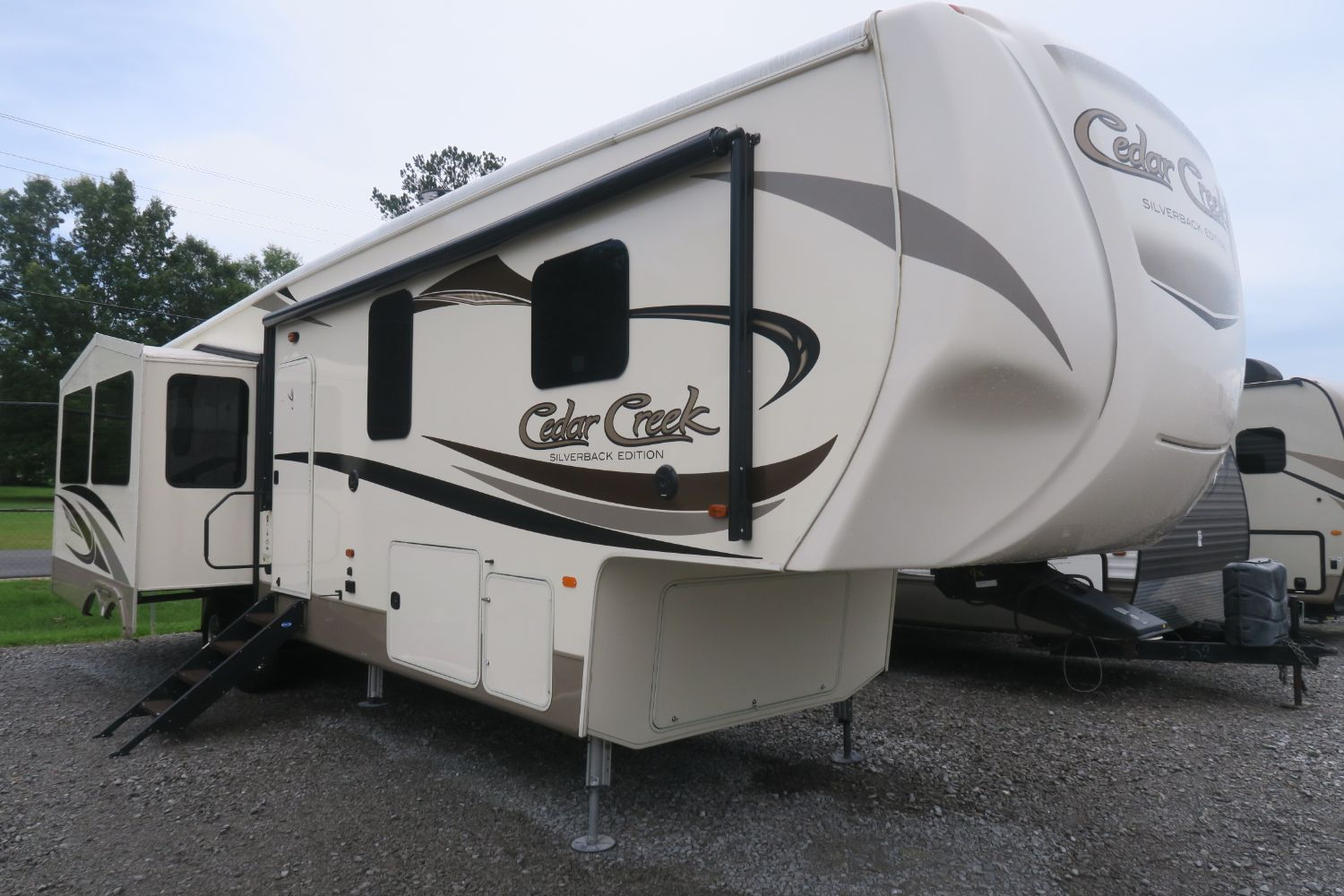 USED 2017 CEDAR CREEK SILVERBACK EDITION 35IK - Overview | Berryland ...