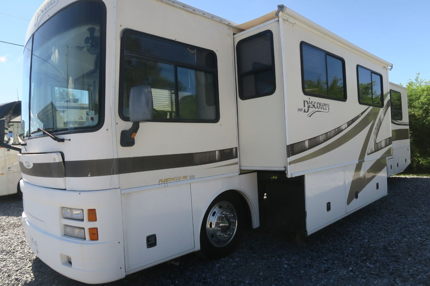 USED 2001 DISCOVERY 37V - Overview | Berryland Campers