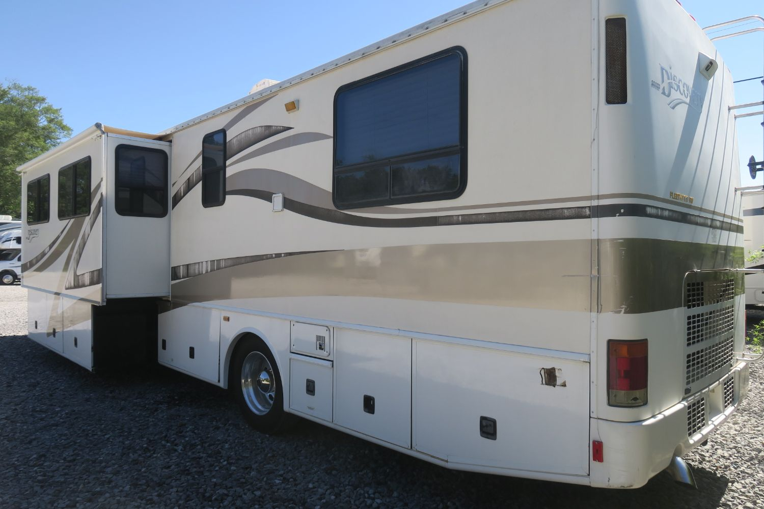 USED 2001 DISCOVERY 37V - Overview | Berryland Campers