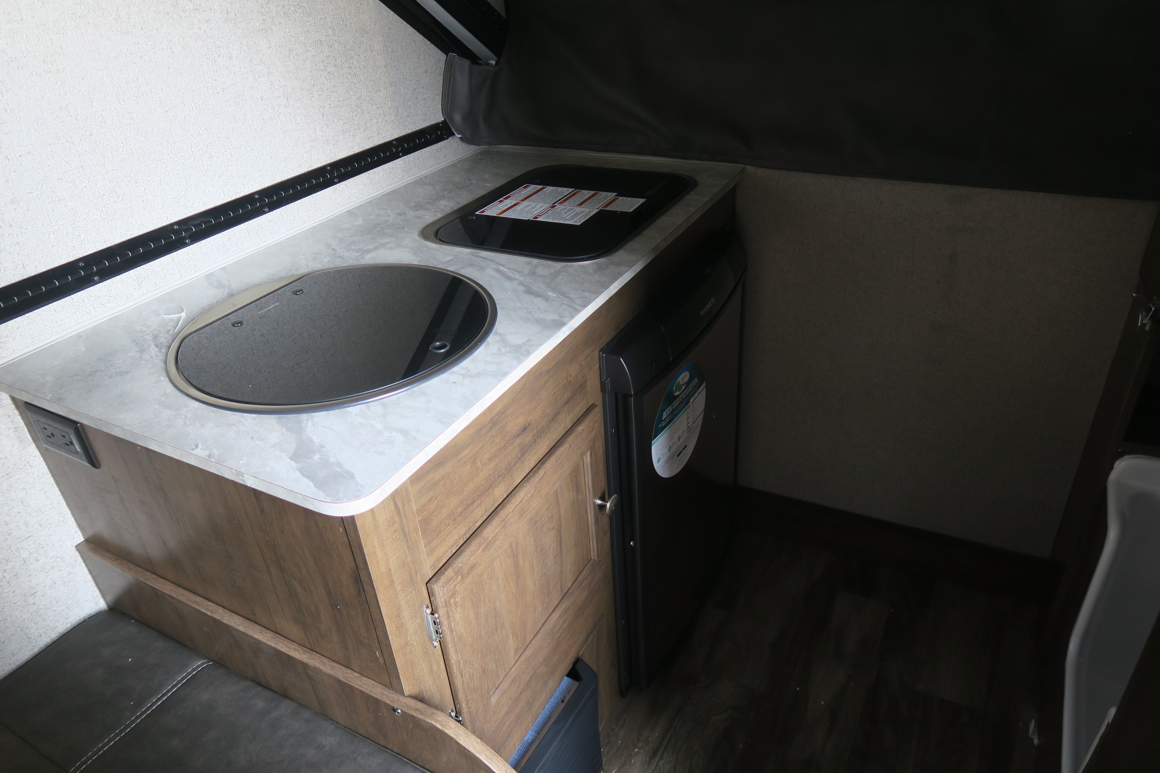 NEW 2021 FLAGSTAFF HARDSIDE POP-UP CAMPERS 21DMHW - Overview ...