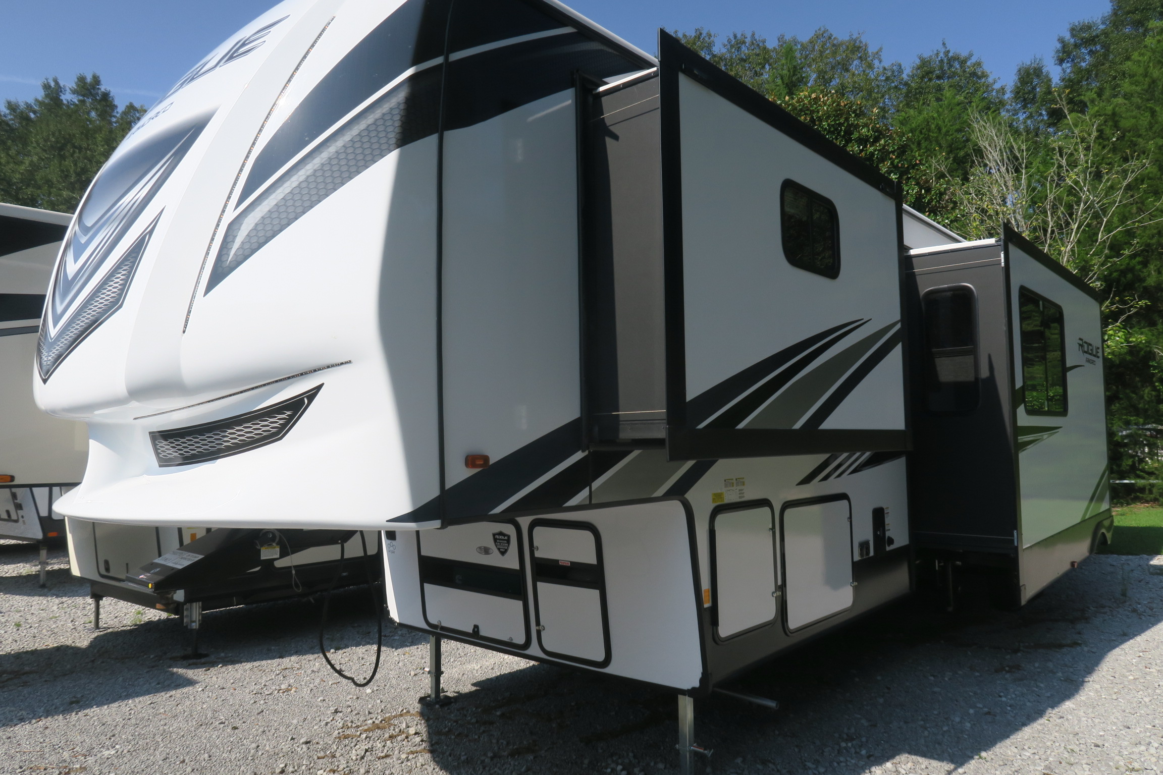 NEW 2021 ROGUE ARMORED 371A13 - Overview | Berryland Campers