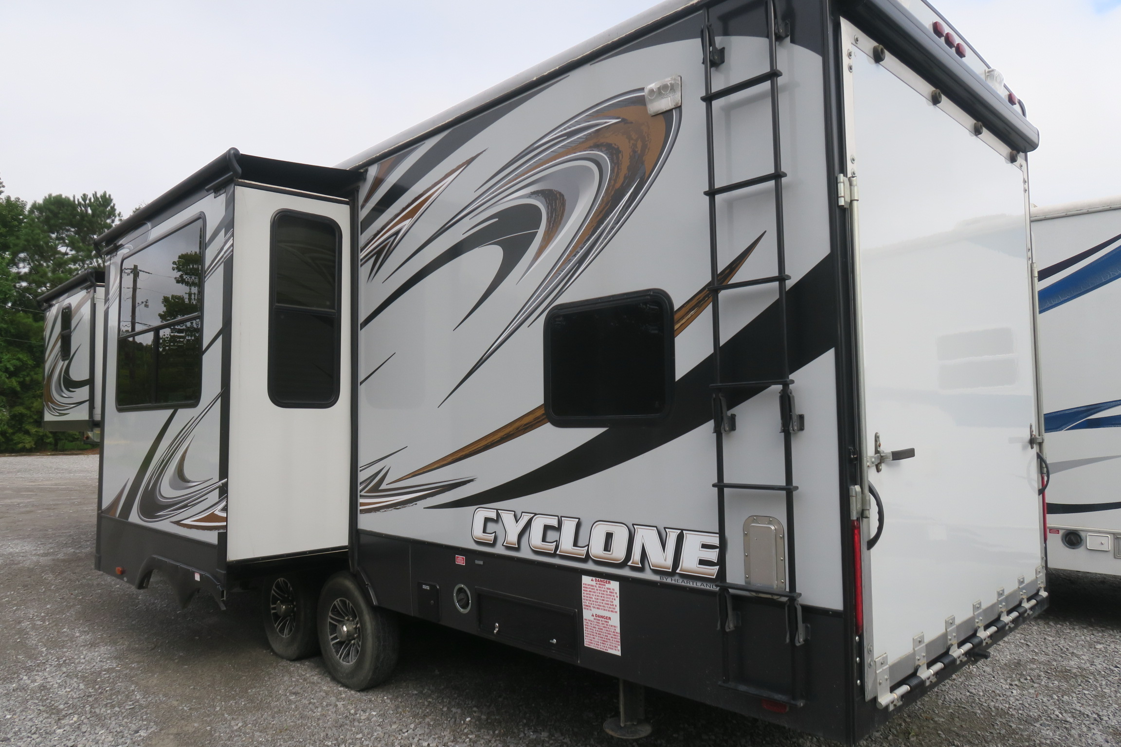 USED 2014 CYCLONE 3100 - Overview | Berryland Campers