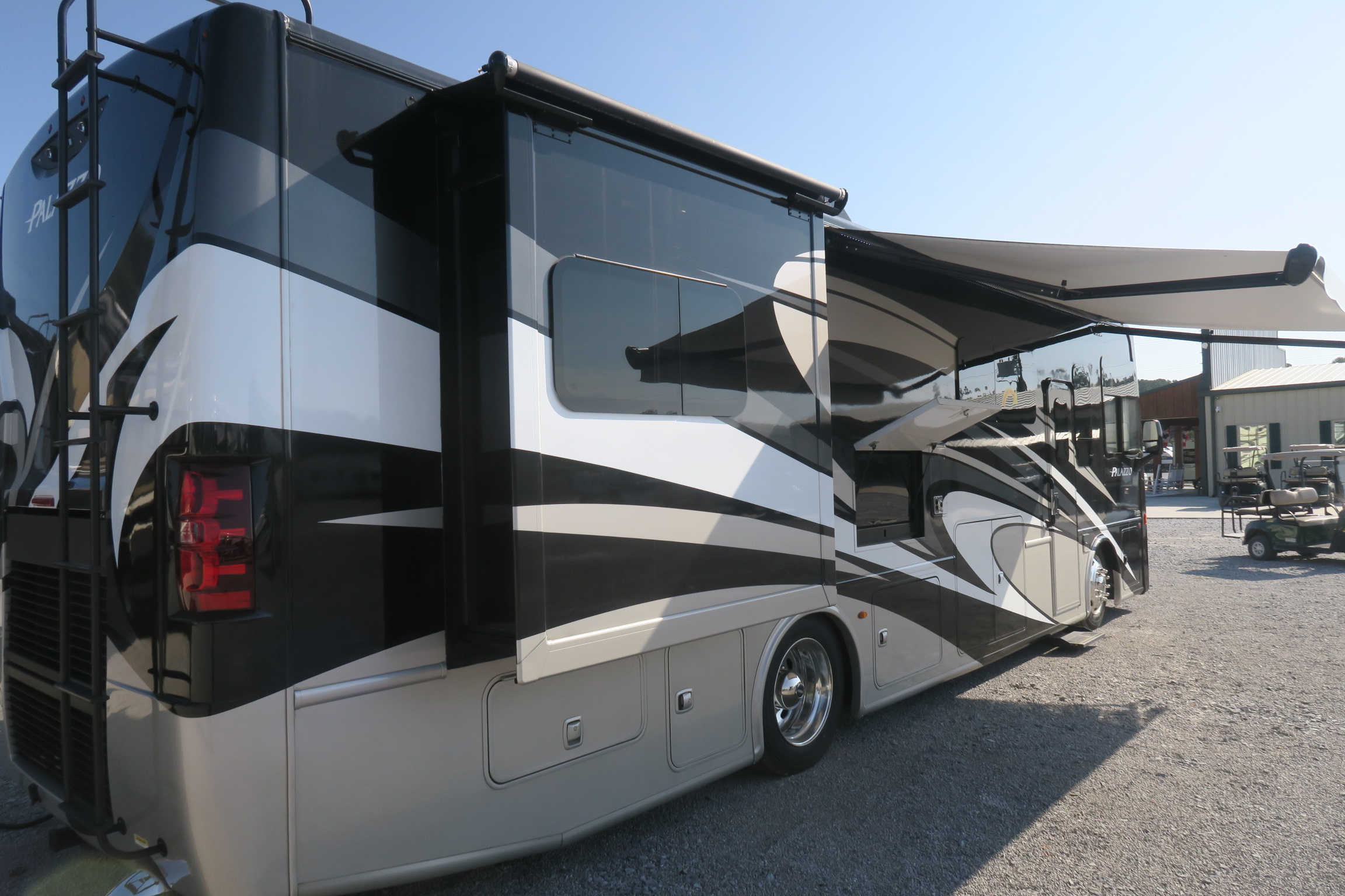 USED 2018 PALAZZO 33.2 - Overview | Berryland Campers