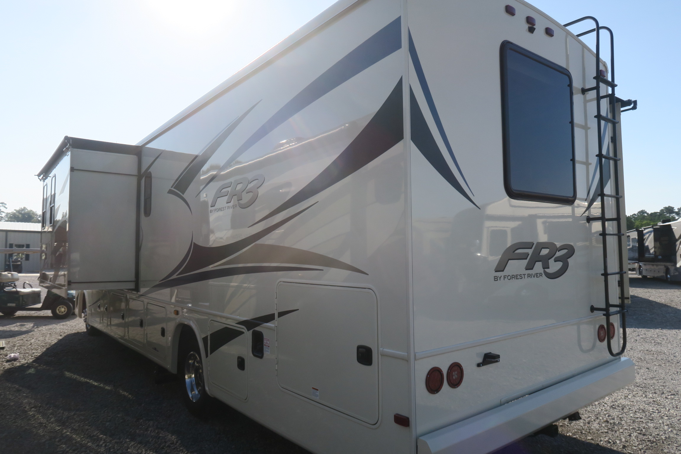 NEW 2021 FR3 32DS - Overview | Berryland Campers