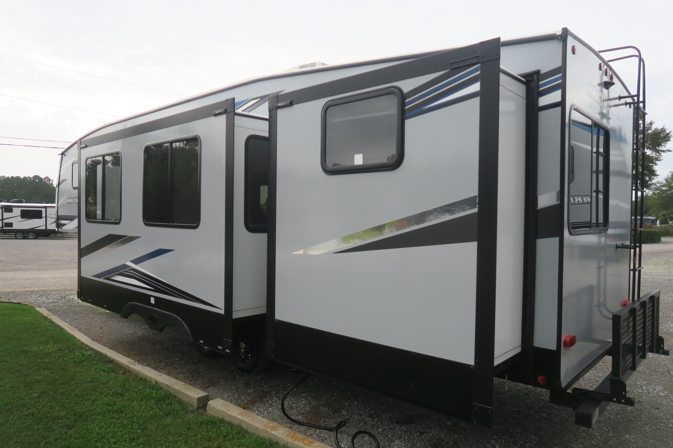 NEW 2021 CHEROKEE ARCTIC WOLF 321BH - Overview | Berryland Campers