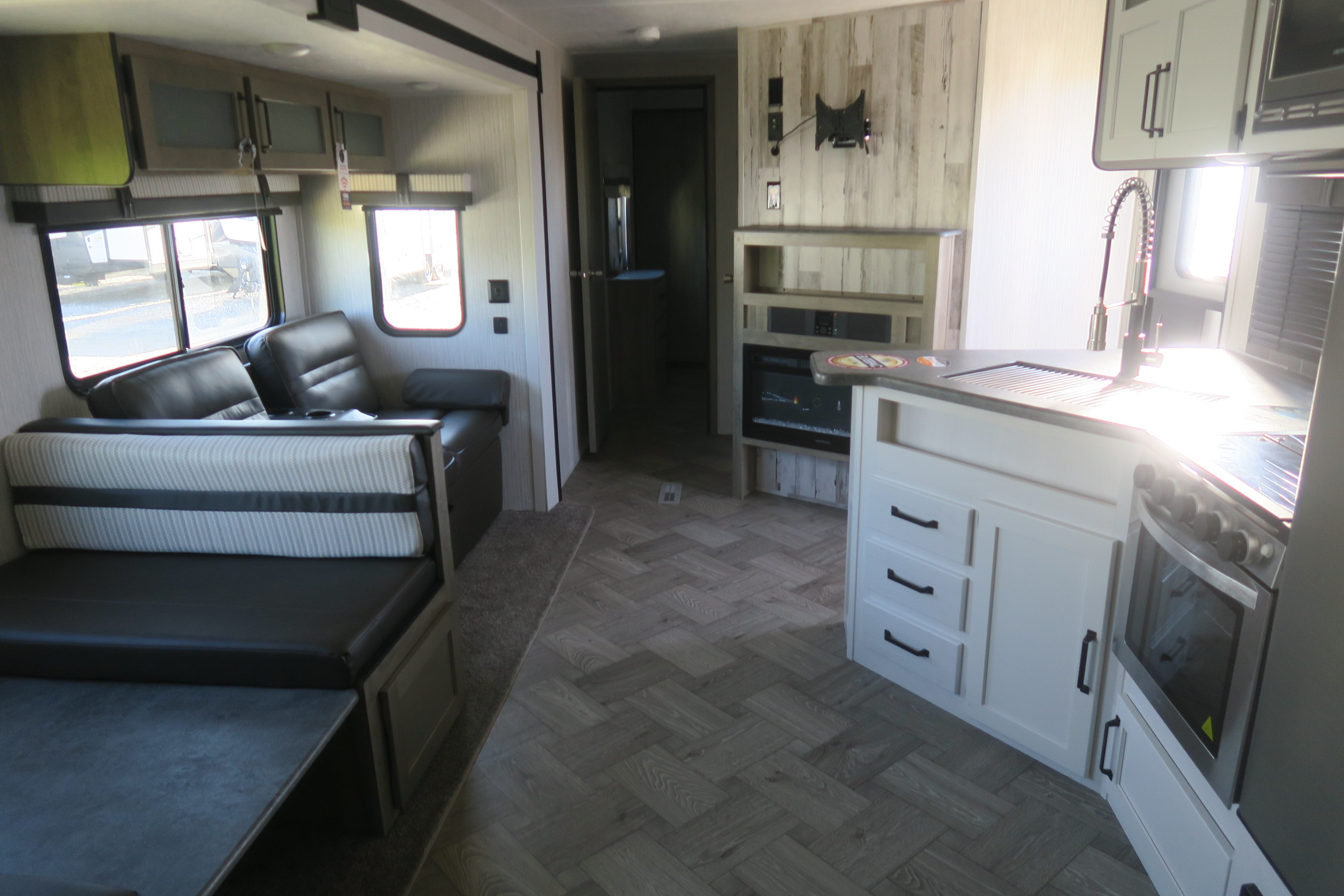 NEW 2021 PUMA 32BHQS - Overview | Berryland Campers