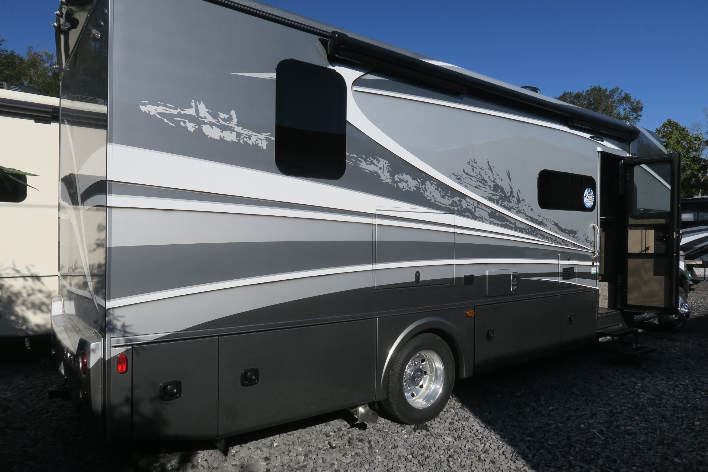 NEW 2021 ISATA 5 4X4 30FWD - Overview | Berryland Campers