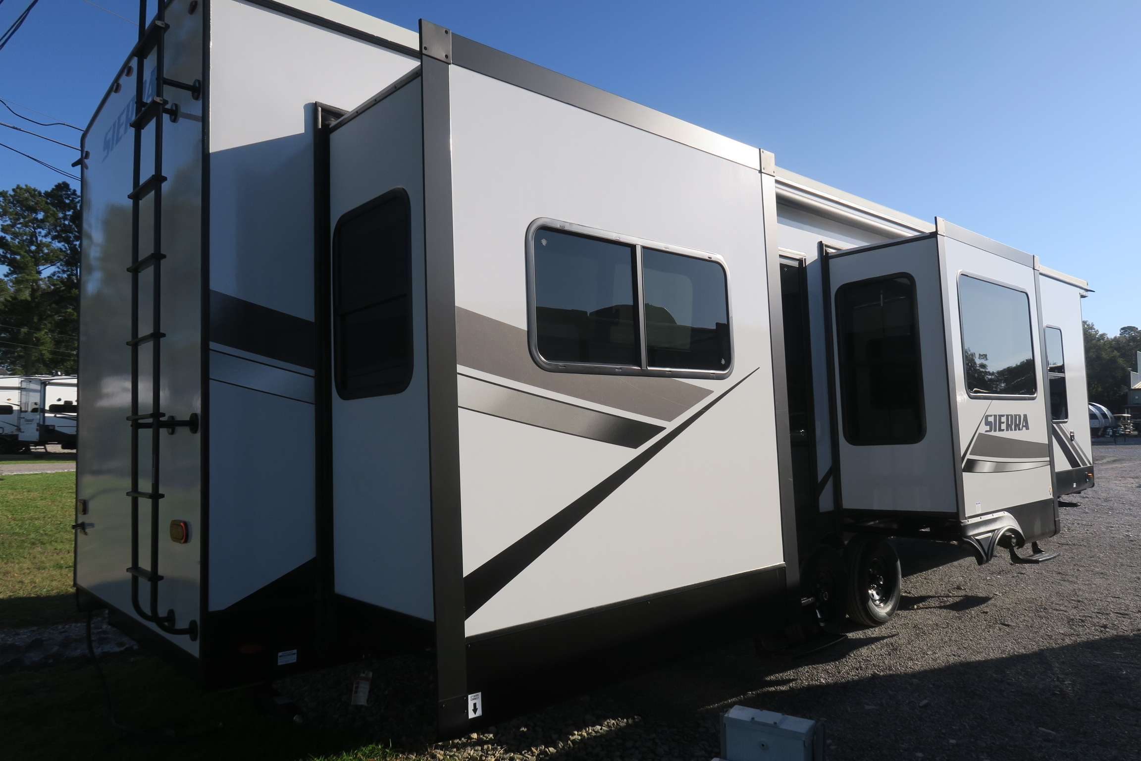 NEW 2021 SIERRA DESTINATION 403RD - Overview | Berryland Campers