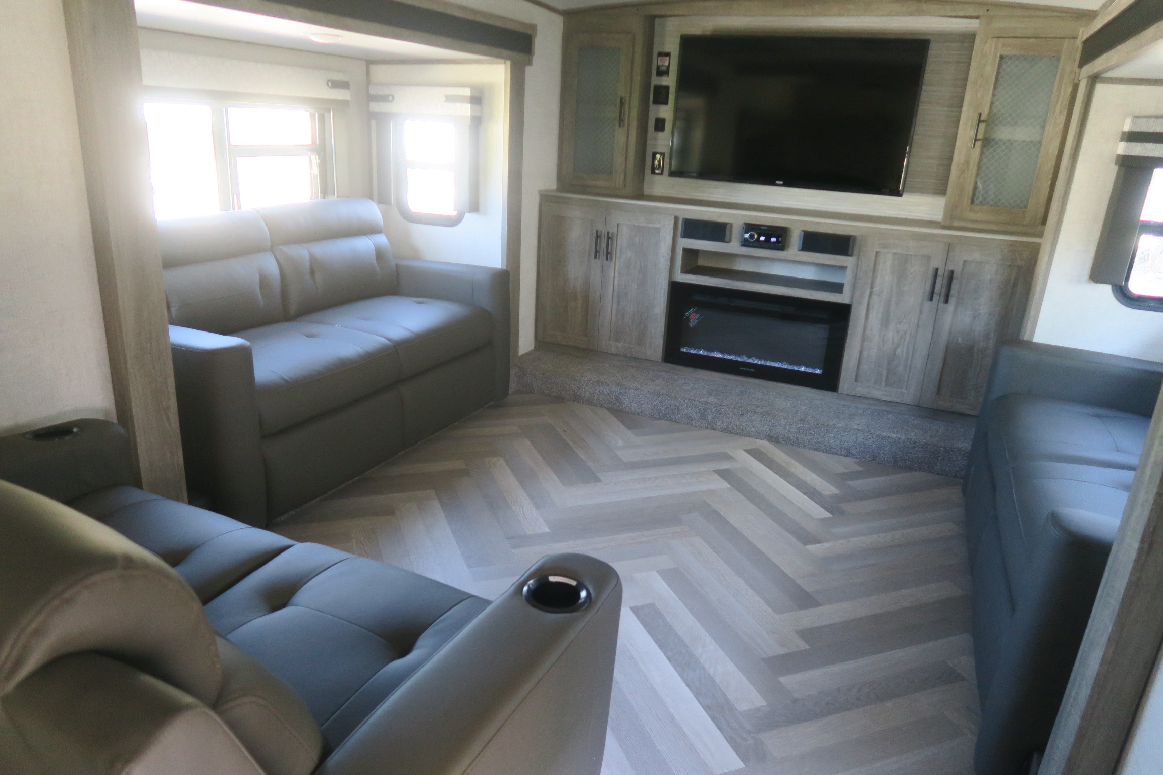 NEW 2021 SALEM HEMISPHERE GLX 378FL - Overview | Berryland Campers