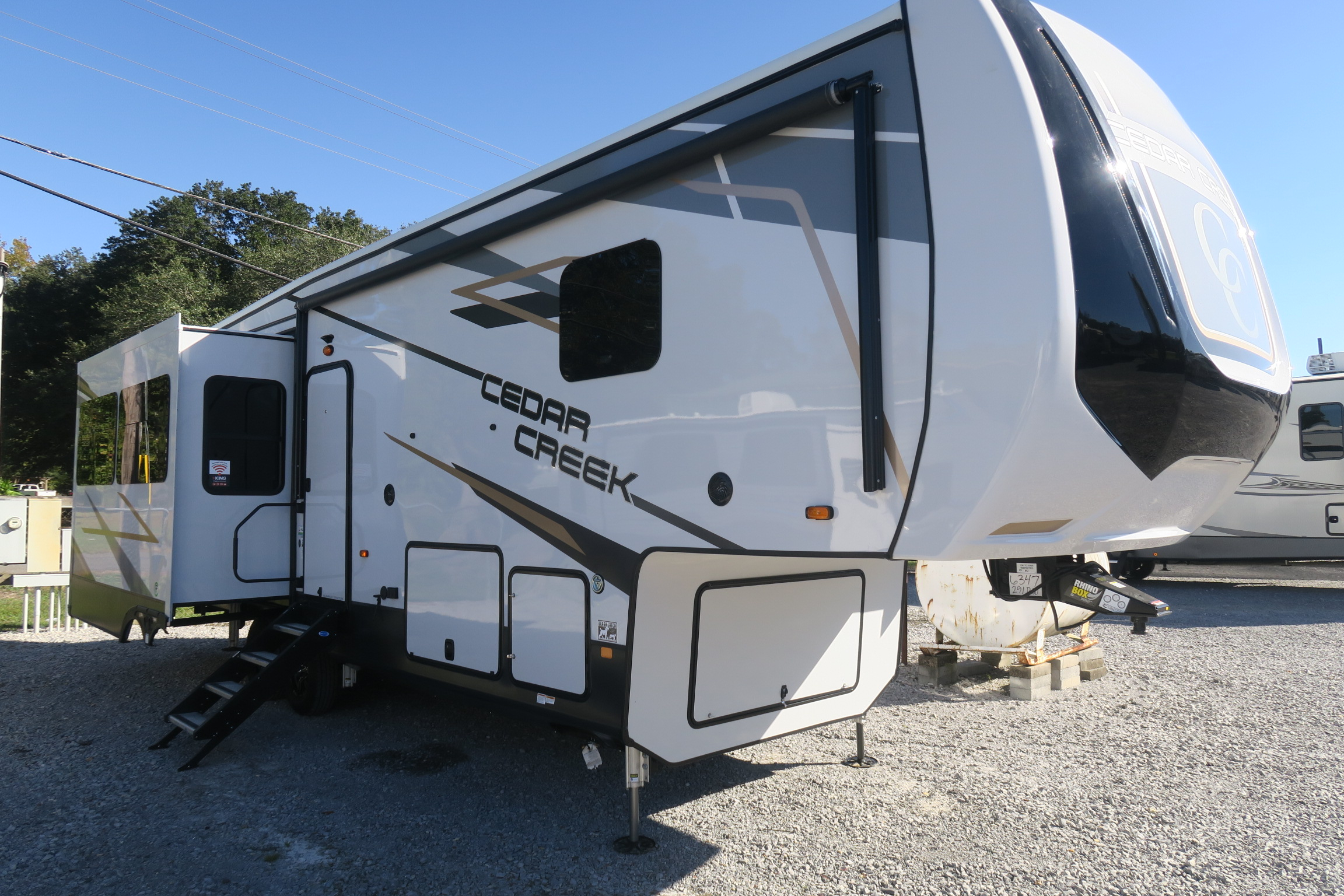 NEW 2021 CEDAR CREEK 291RW - Overview | Berryland Campers