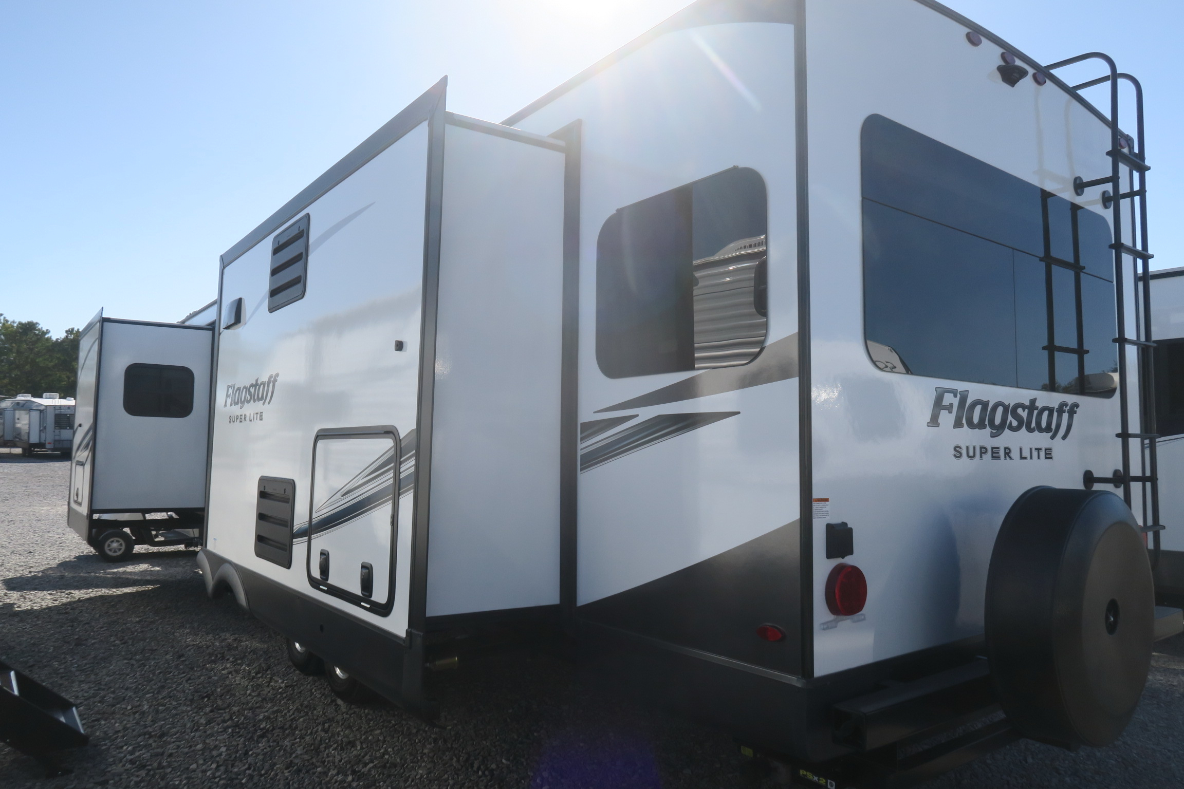 NEW 2021 FLAGSTAFF SUPER LITE 29RLBS - Overview | Berryland Campers