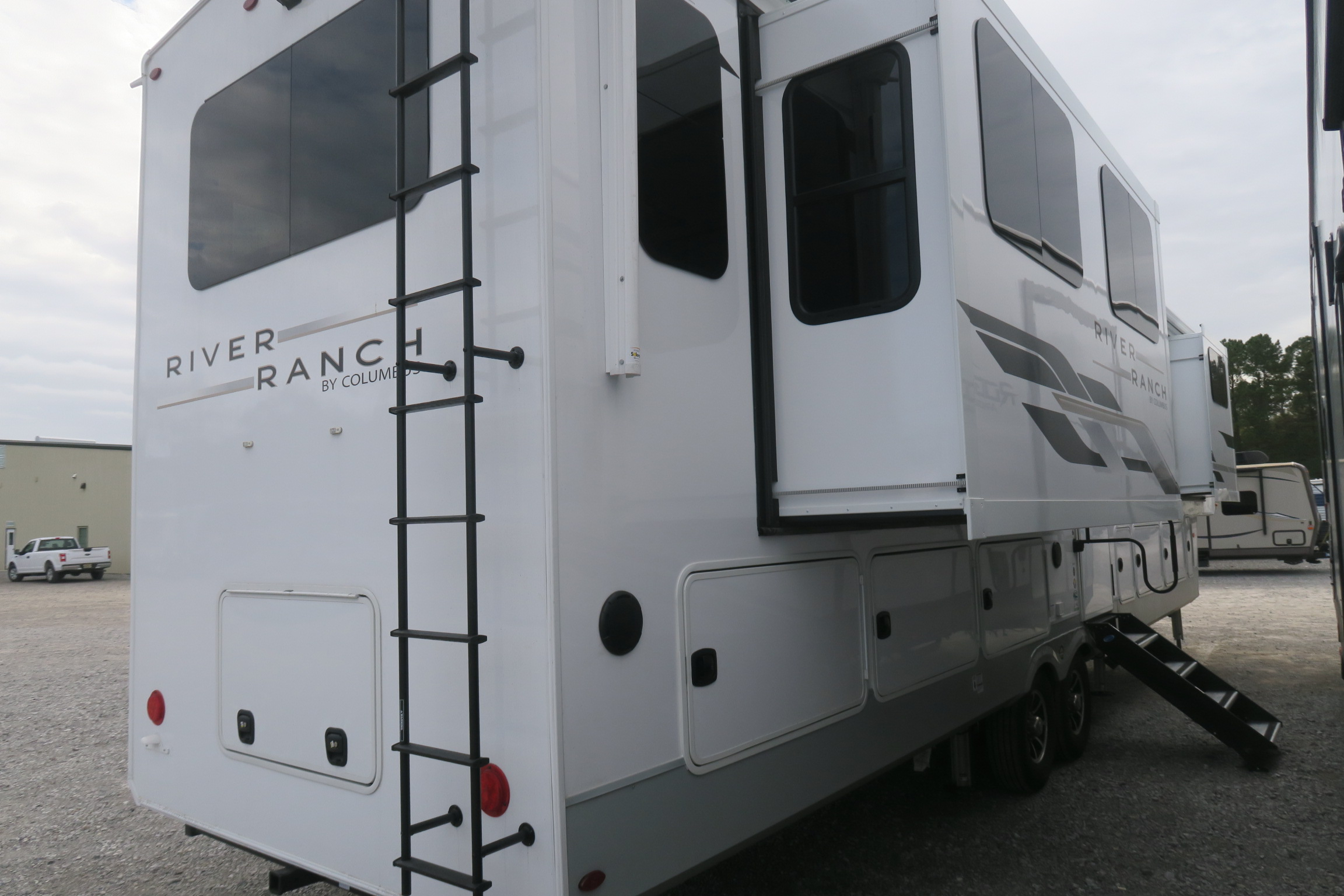 NEW 2021 COLUMBUS RIVER RANCH 390RL - Overview | Berryland Campers