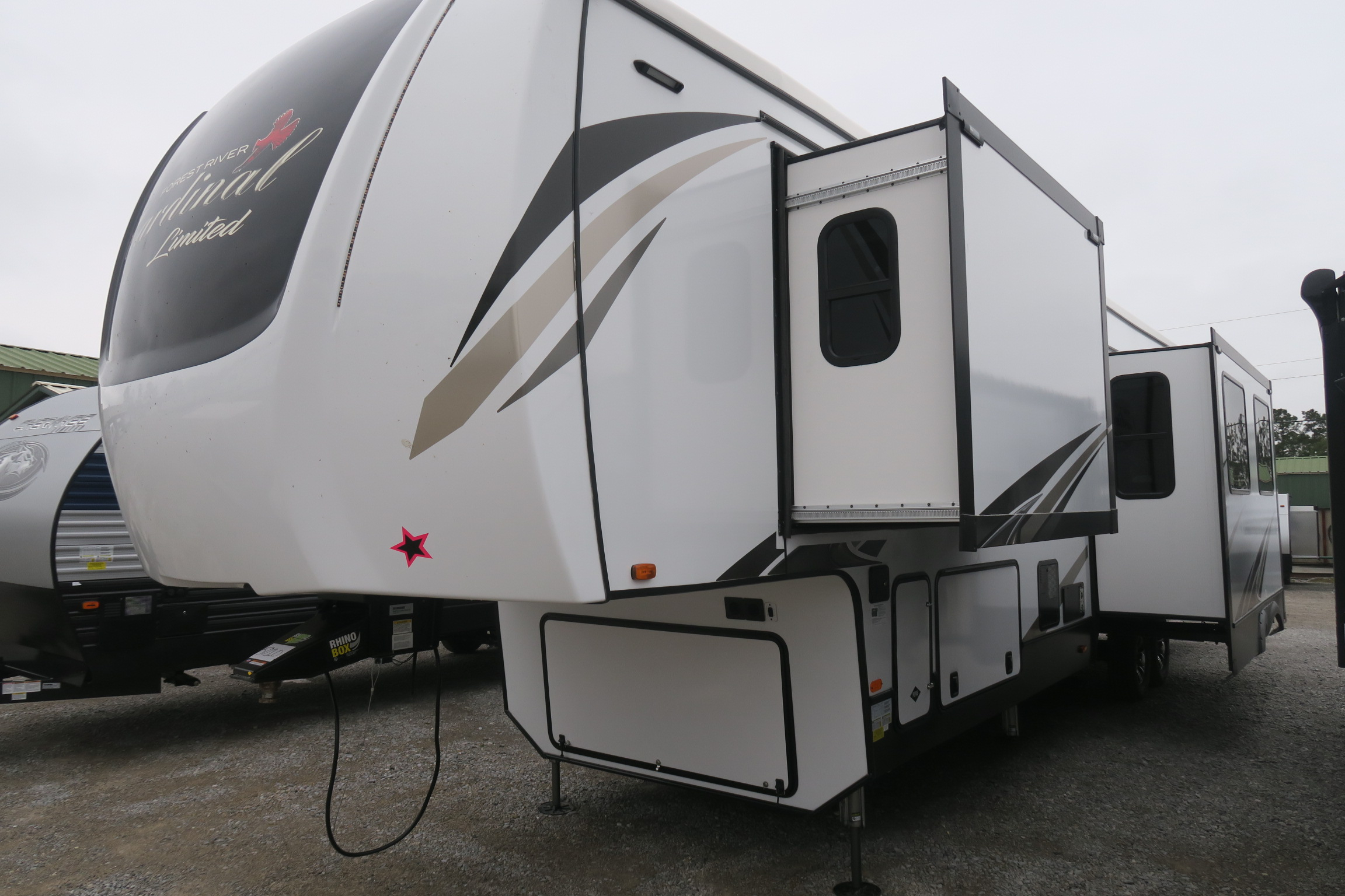 NEW 2021 CARDINAL LIMITED 352BHLE - Overview | Berryland Campers