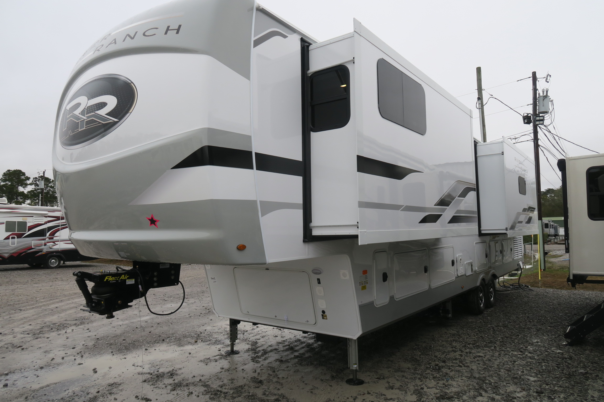 NEW 2021 COLUMBUS RIVER RANCH 390RL - Overview | Berryland Campers