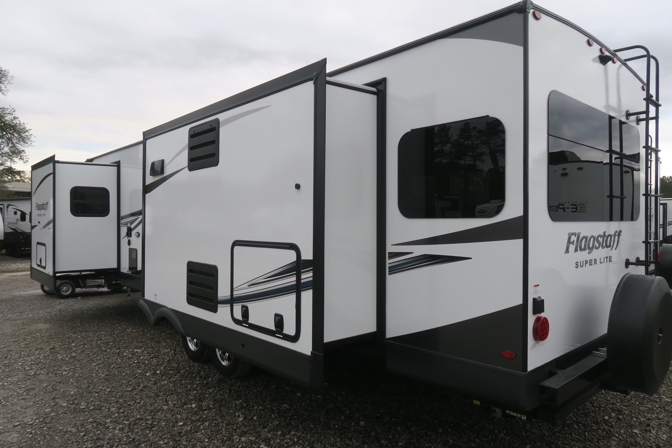 NEW 2021 FLAGSTAFF SUPER LITE 29RLBS - Overview | Berryland Campers