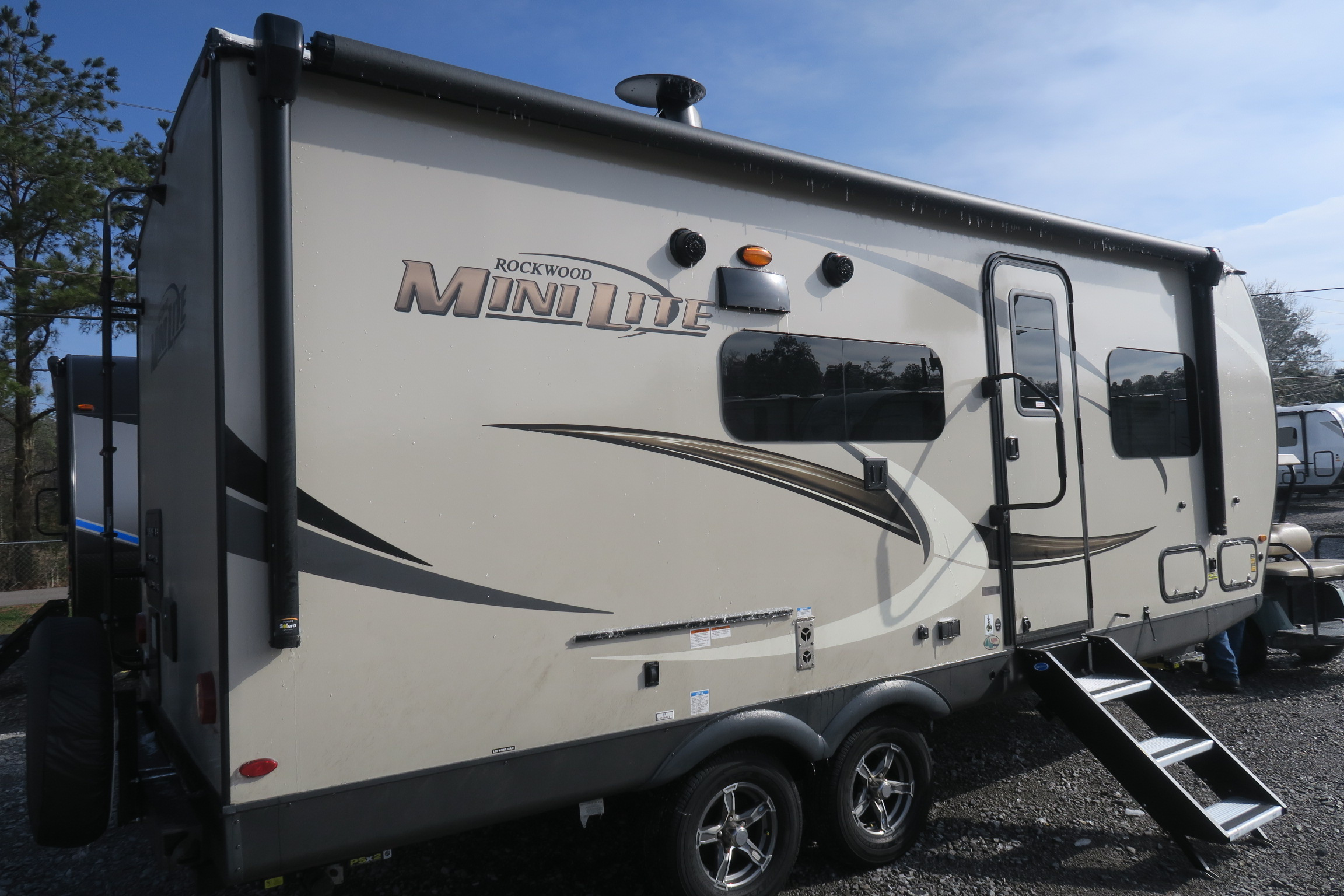 NEW 2021 ROCKWOOD MINI LITE 2204S - Overview | Berryland Campers