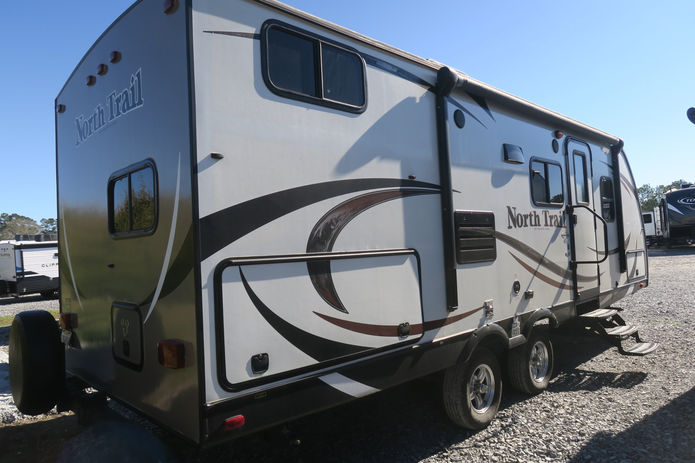 USED 2015 NORTH TRAIL 24BHS - Overview | Berryland Campers