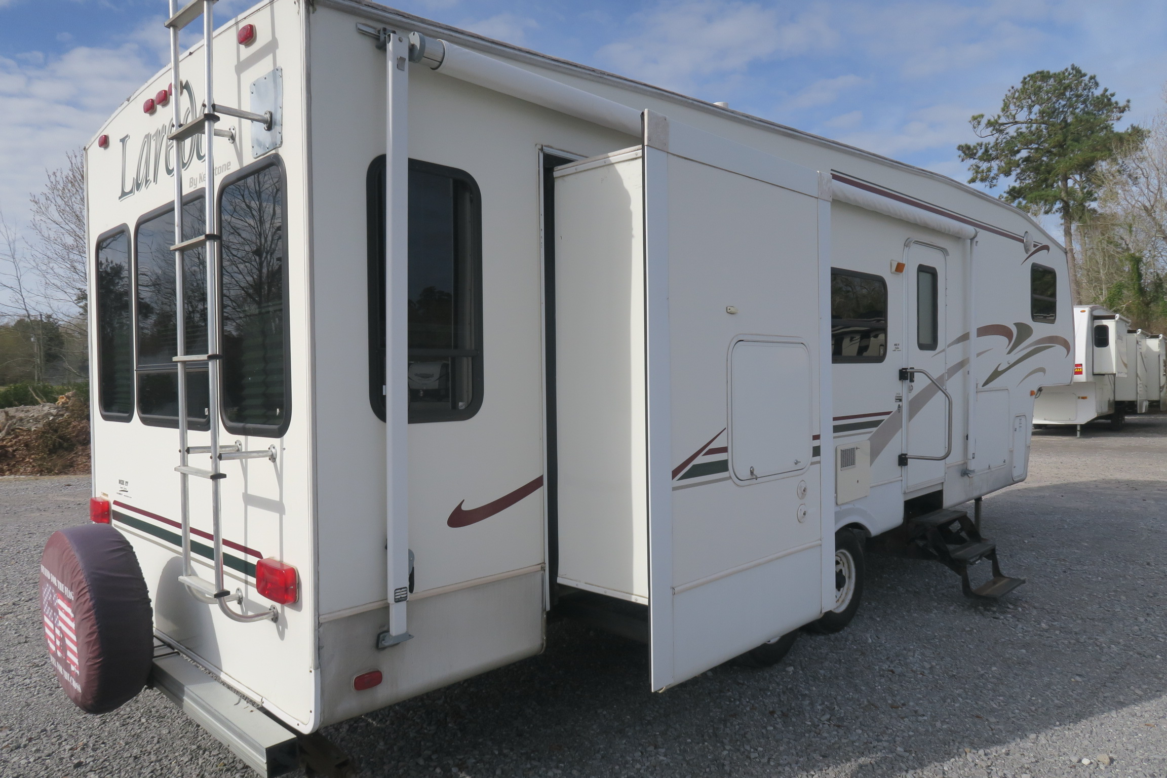 USED 2005 LAREDO 29RL - Overview | Berryland Campers