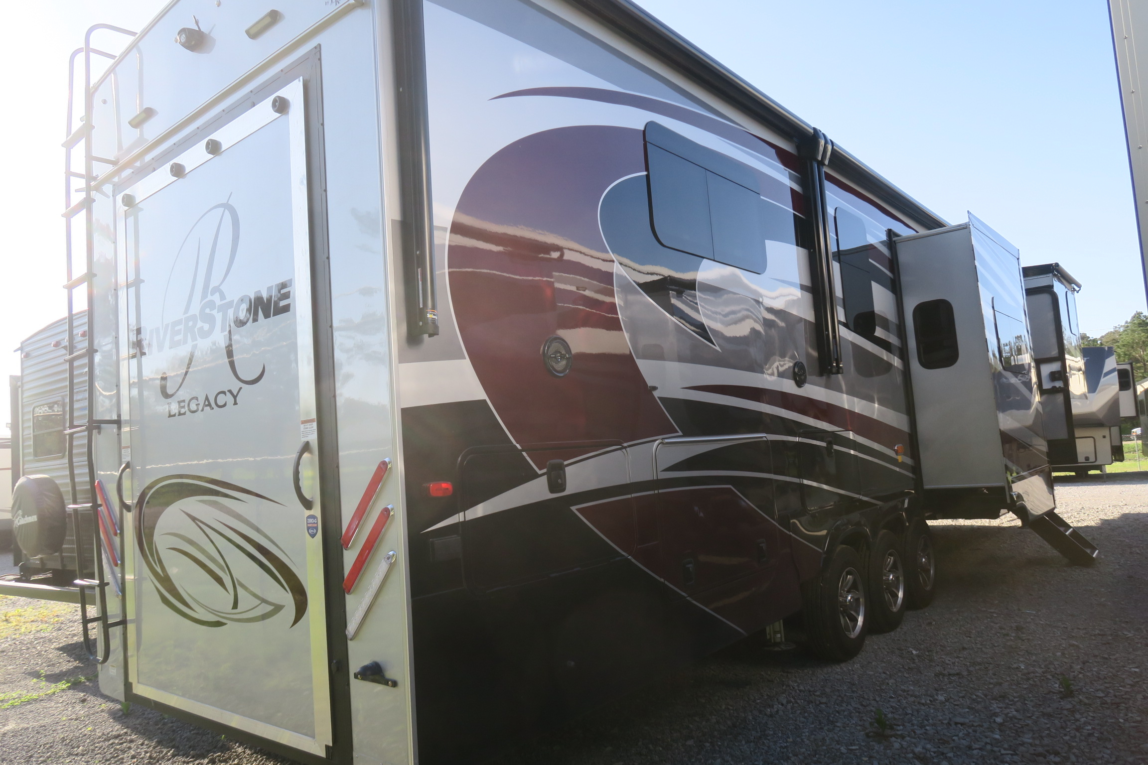 NEW 2021 RIVERSTONE LEGACY 42FSKG - Overview | Berryland Campers