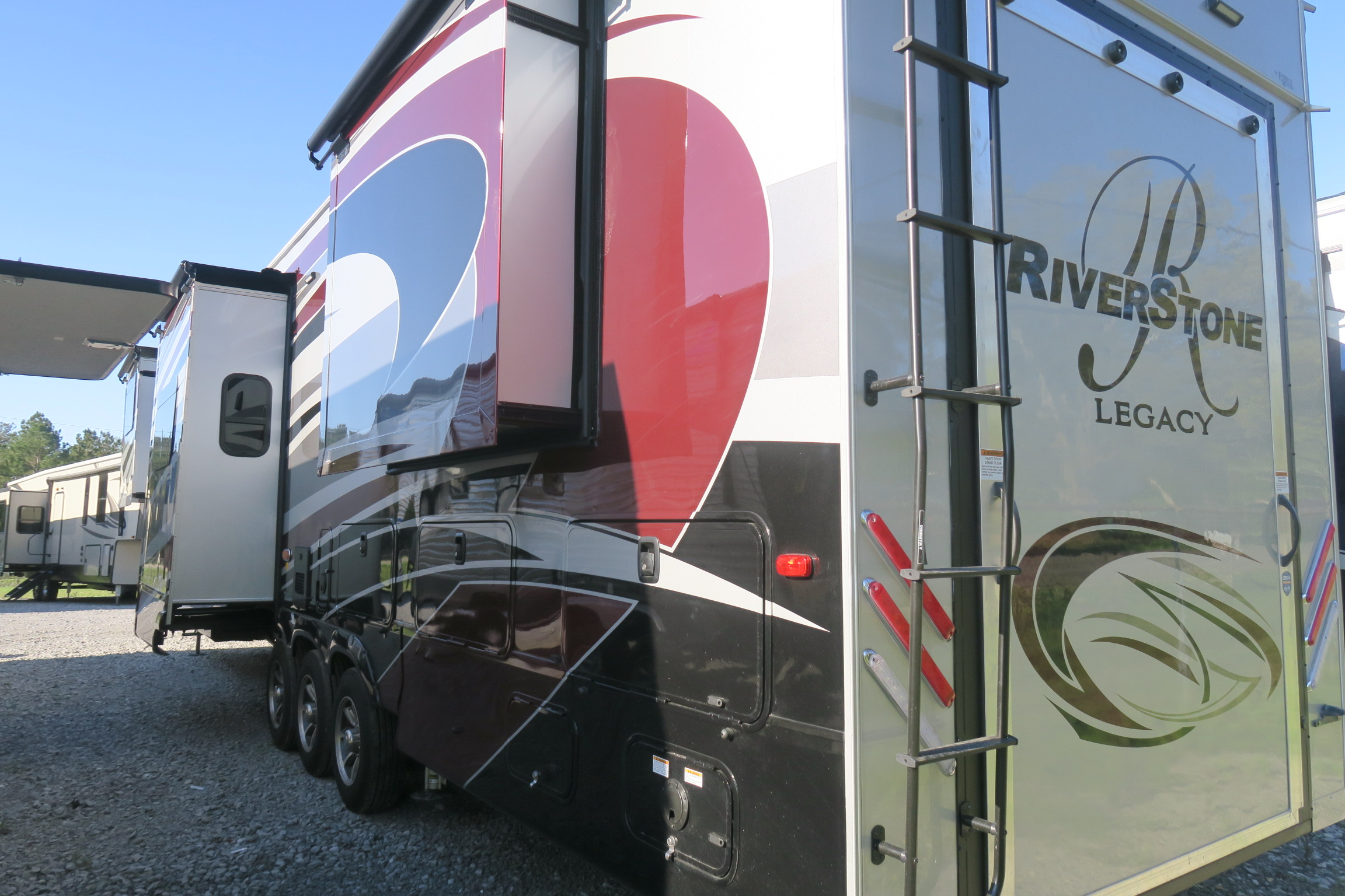 NEW 2021 RIVERSTONE LEGACY 42FSKG - Overview | Berryland Campers