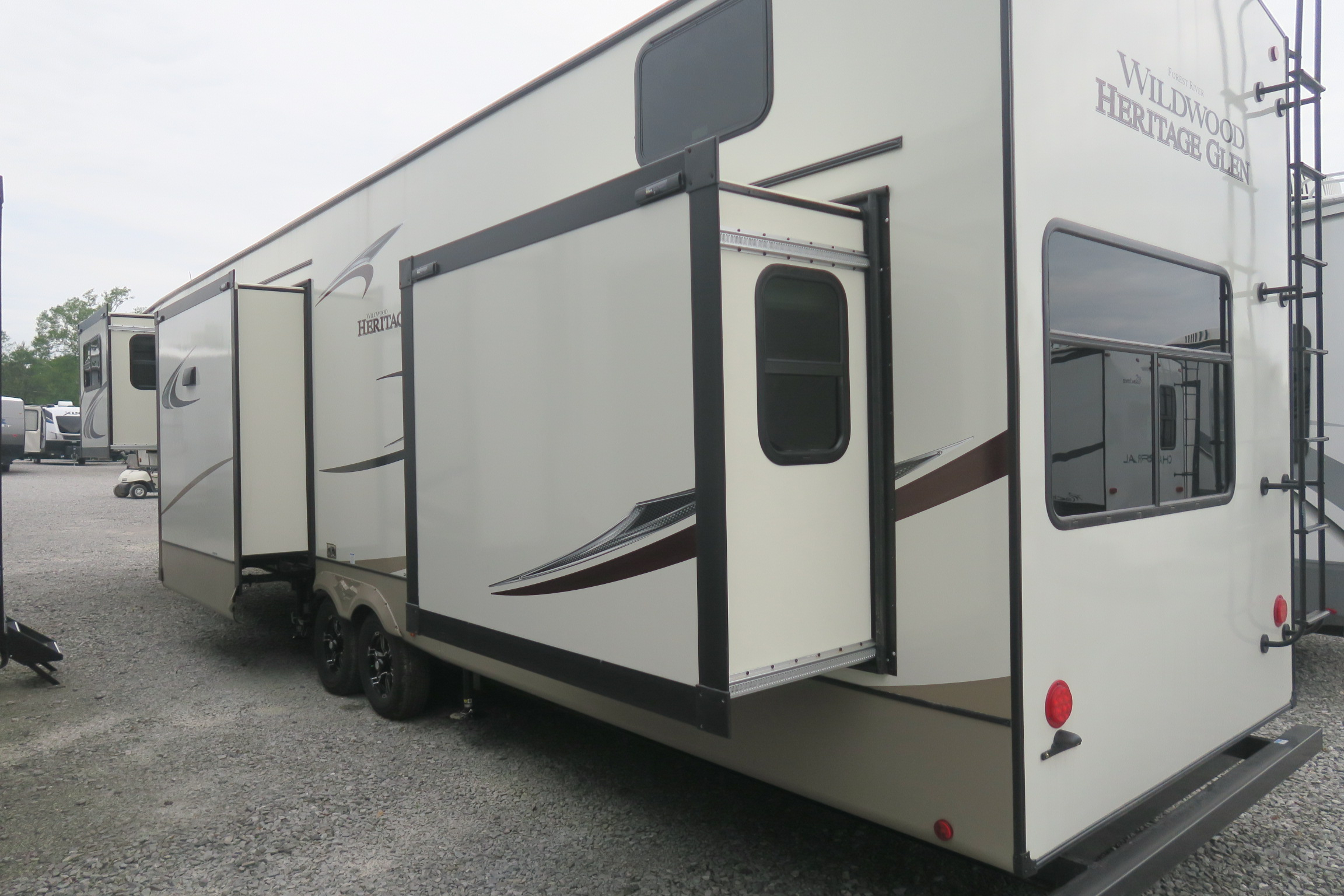 NEW 2021 WILDWOOD HERITAGE GLEN LTZ 378FL - Overview | Berryland Campers