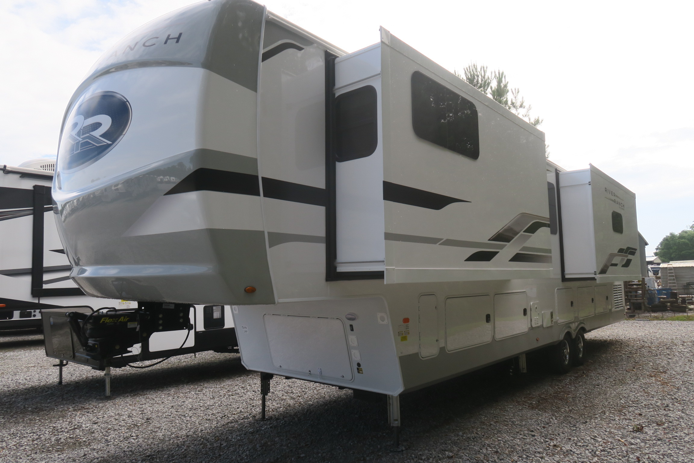 NEW 2021 COLUMBUS RIVER RANCH 390RL - Overview | Berryland Campers