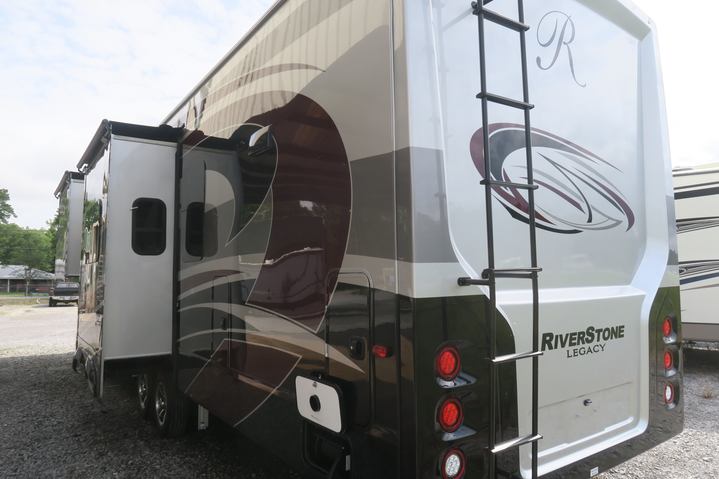 NEW 2021 RIVERSTONE LEGACY 39RKFB - Overview | Berryland Campers