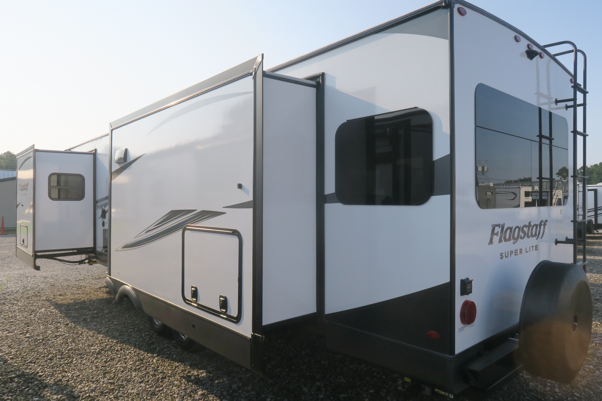 NEW 2022 FLAGSTAFF SUPER LITE 29RLBS - Overview | Berryland Campers