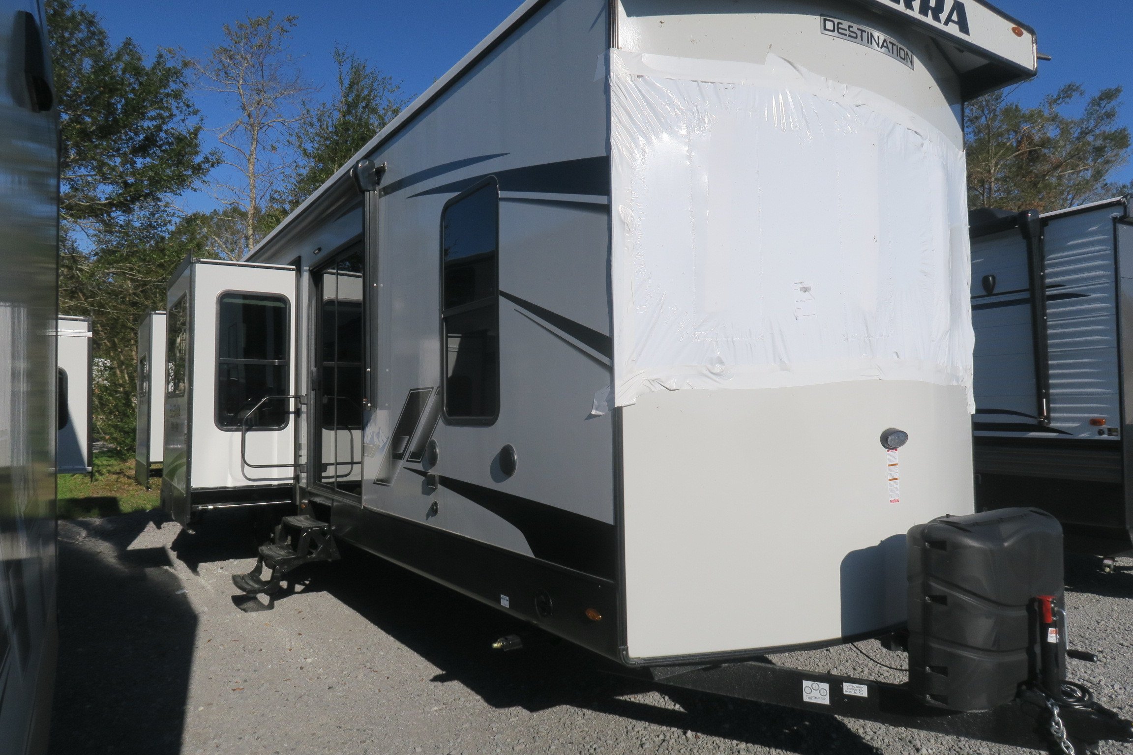 NEW 2022 SIERRA DESTINATION 403RD - Overview | Berryland Campers