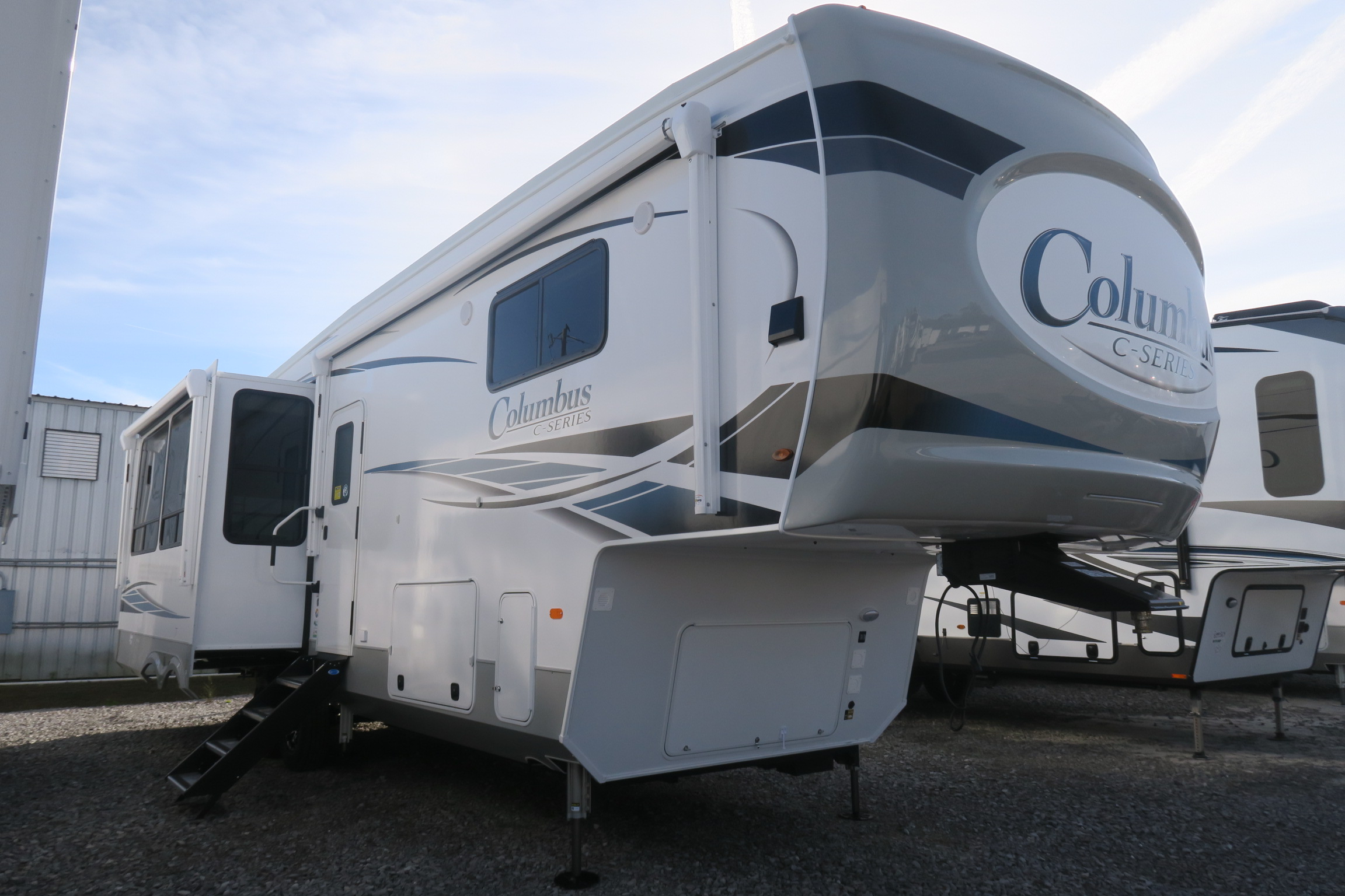 NEW 2022 COLUMBUS 299RLC - Overview | Berryland Campers