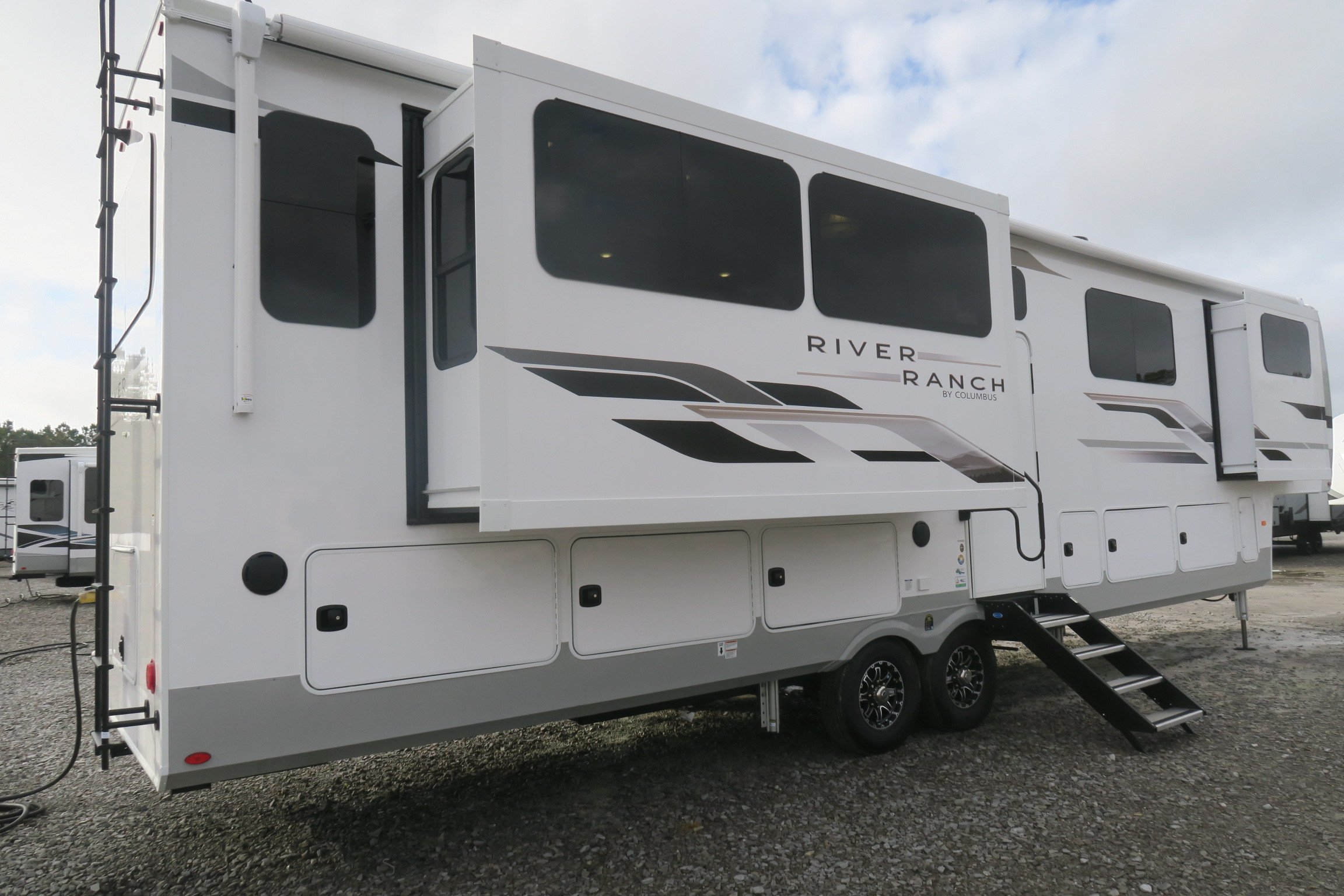 NEW 2022 COLUMBUS RIVER RANCH 390RL - Overview | Berryland Campers