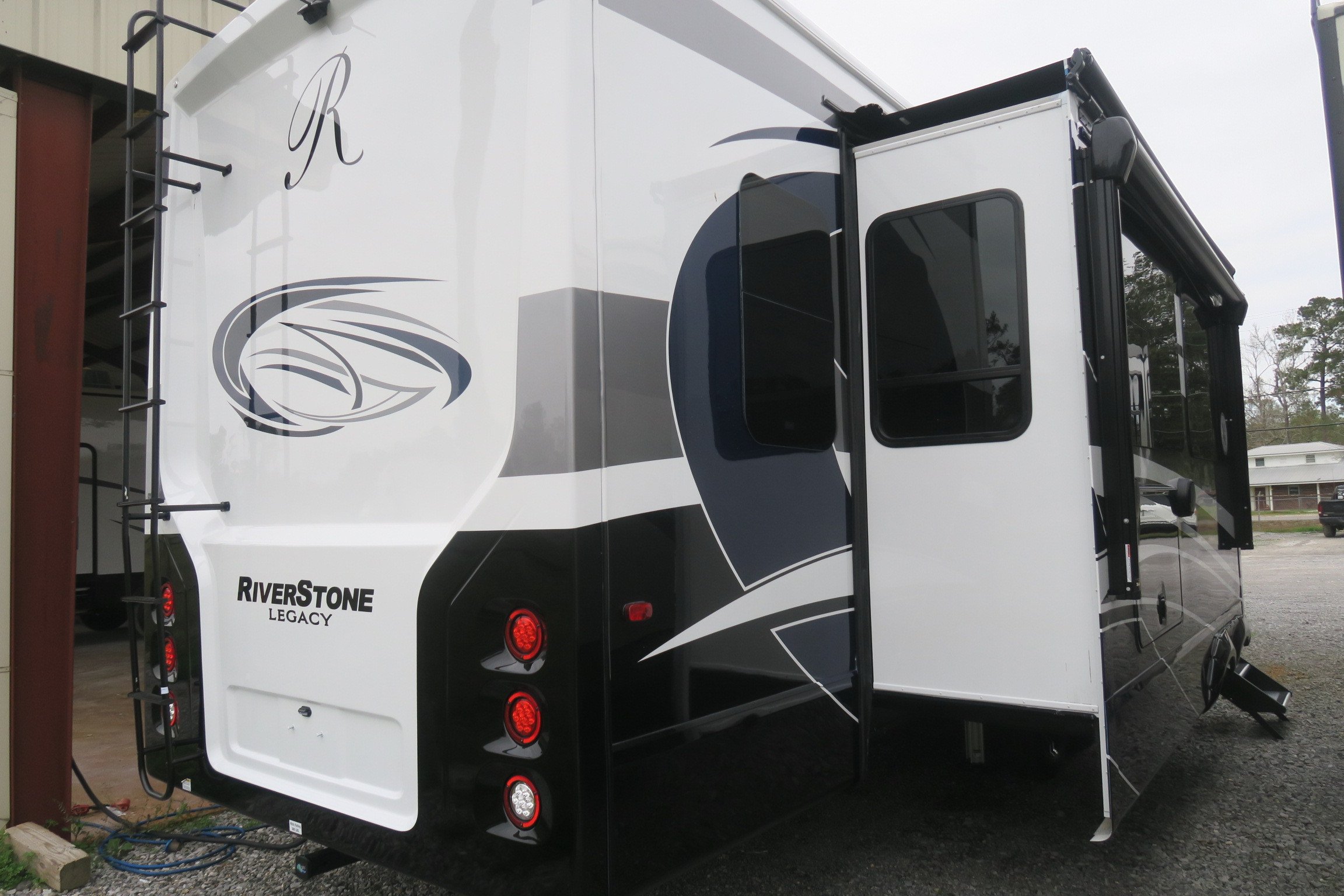 NEW 2022 RIVERSTONE LEGACY 39RKFB - Overview | Berryland Campers